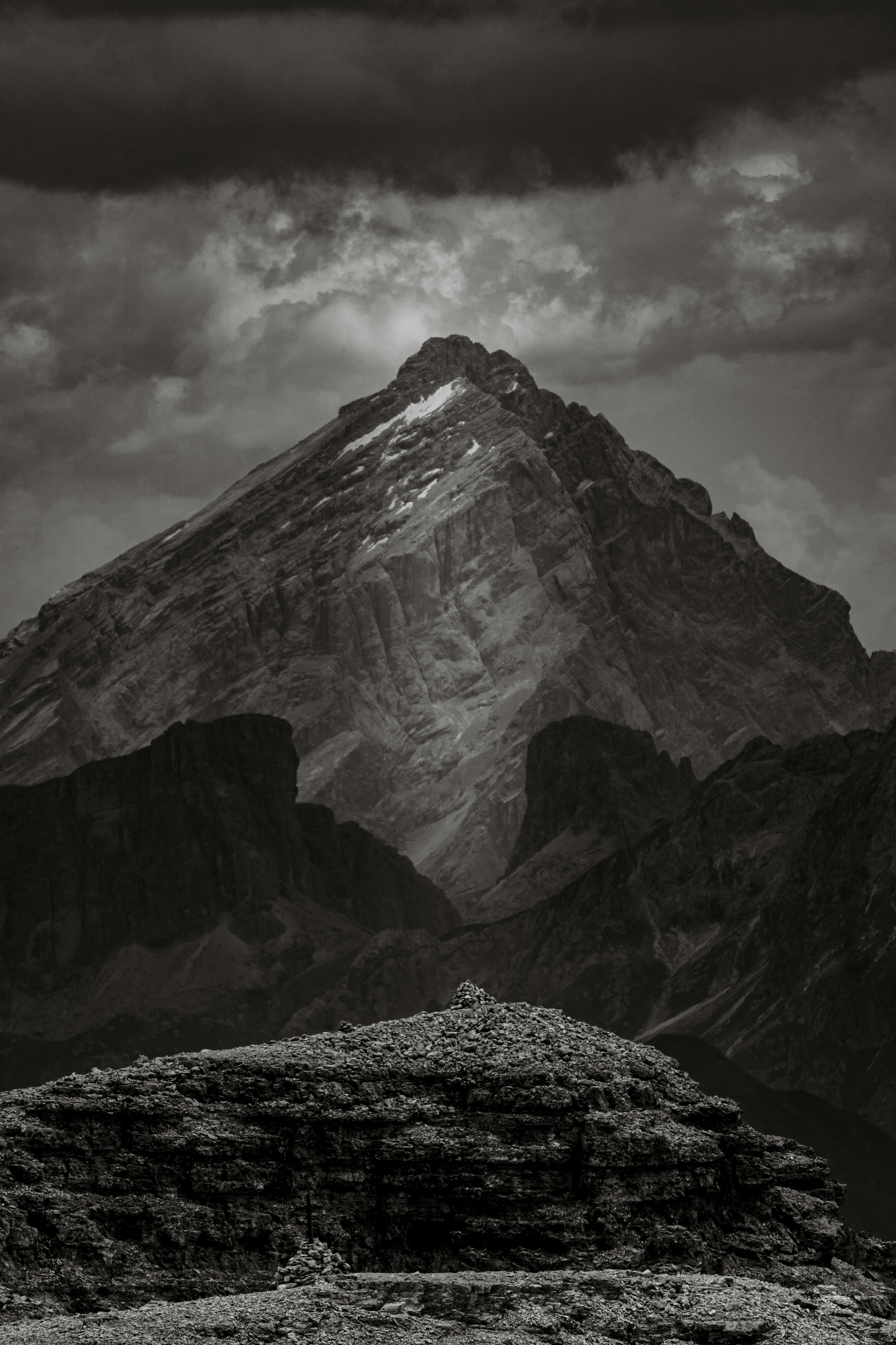 Mystische Bergkulisse in den Dolomiten | A majestic mountain towers beneath a stormy sky.