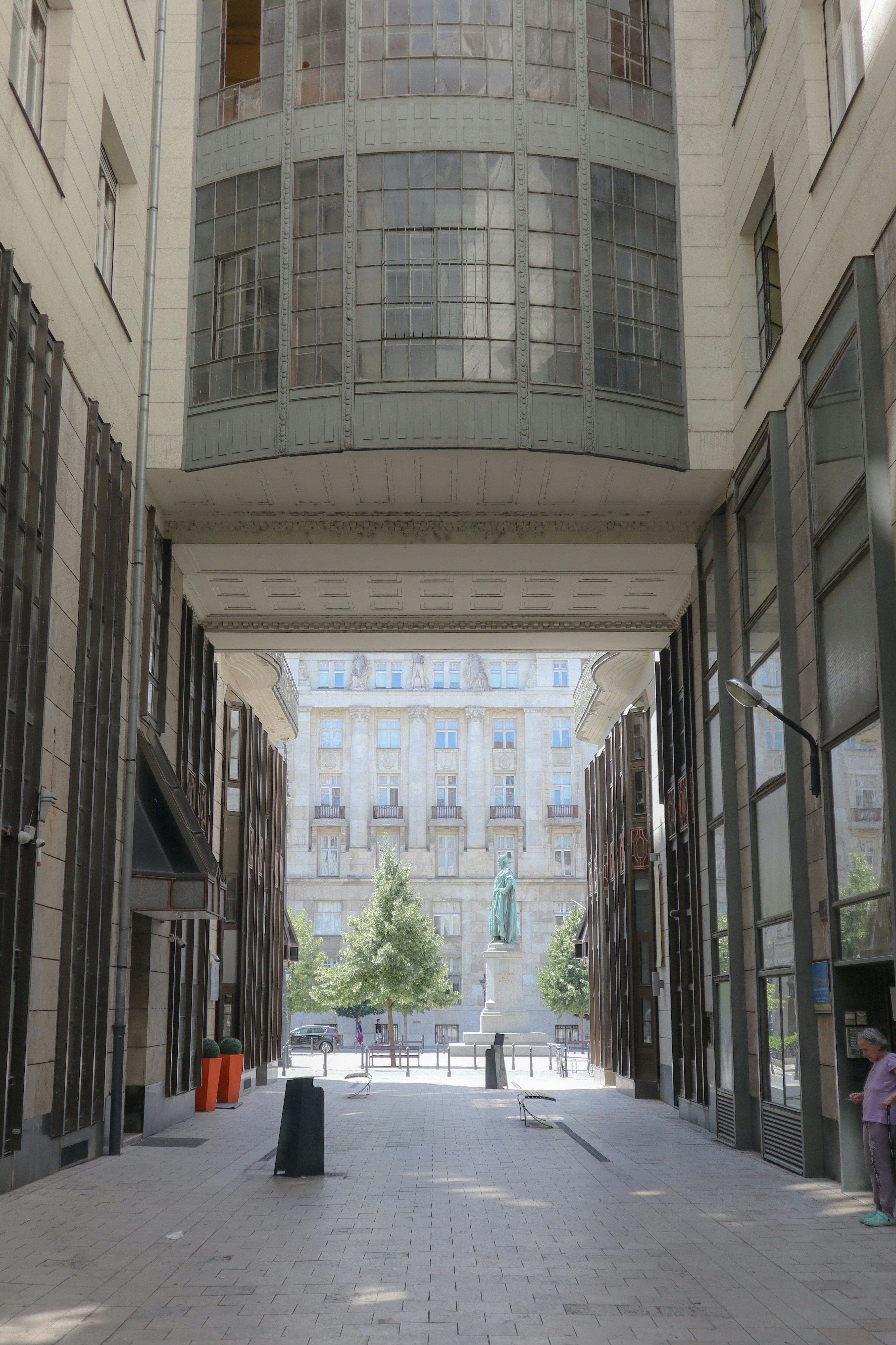 Architectural Passageway: A Glimpse into Urban Serenity