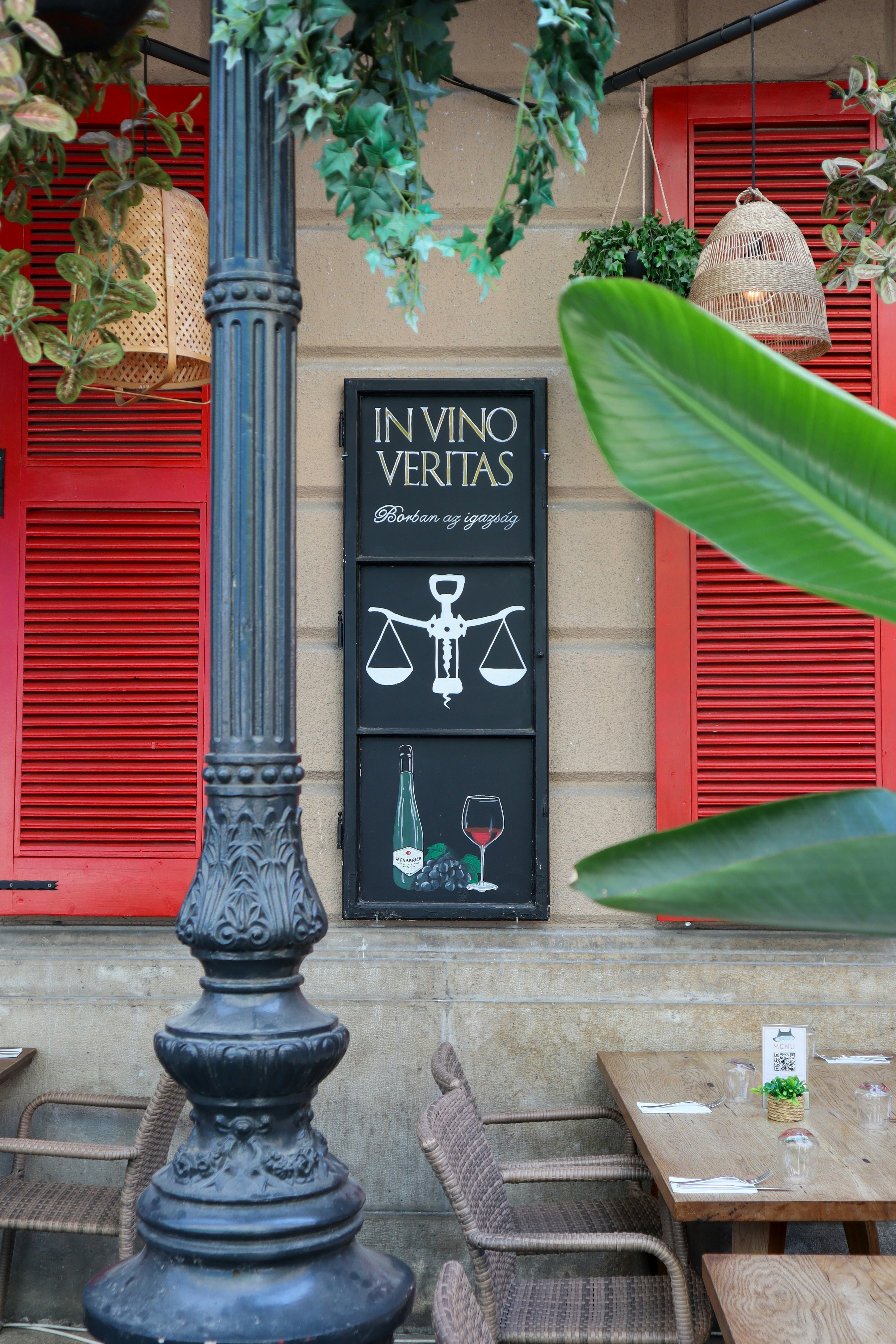 A sign says "in vino veritas".