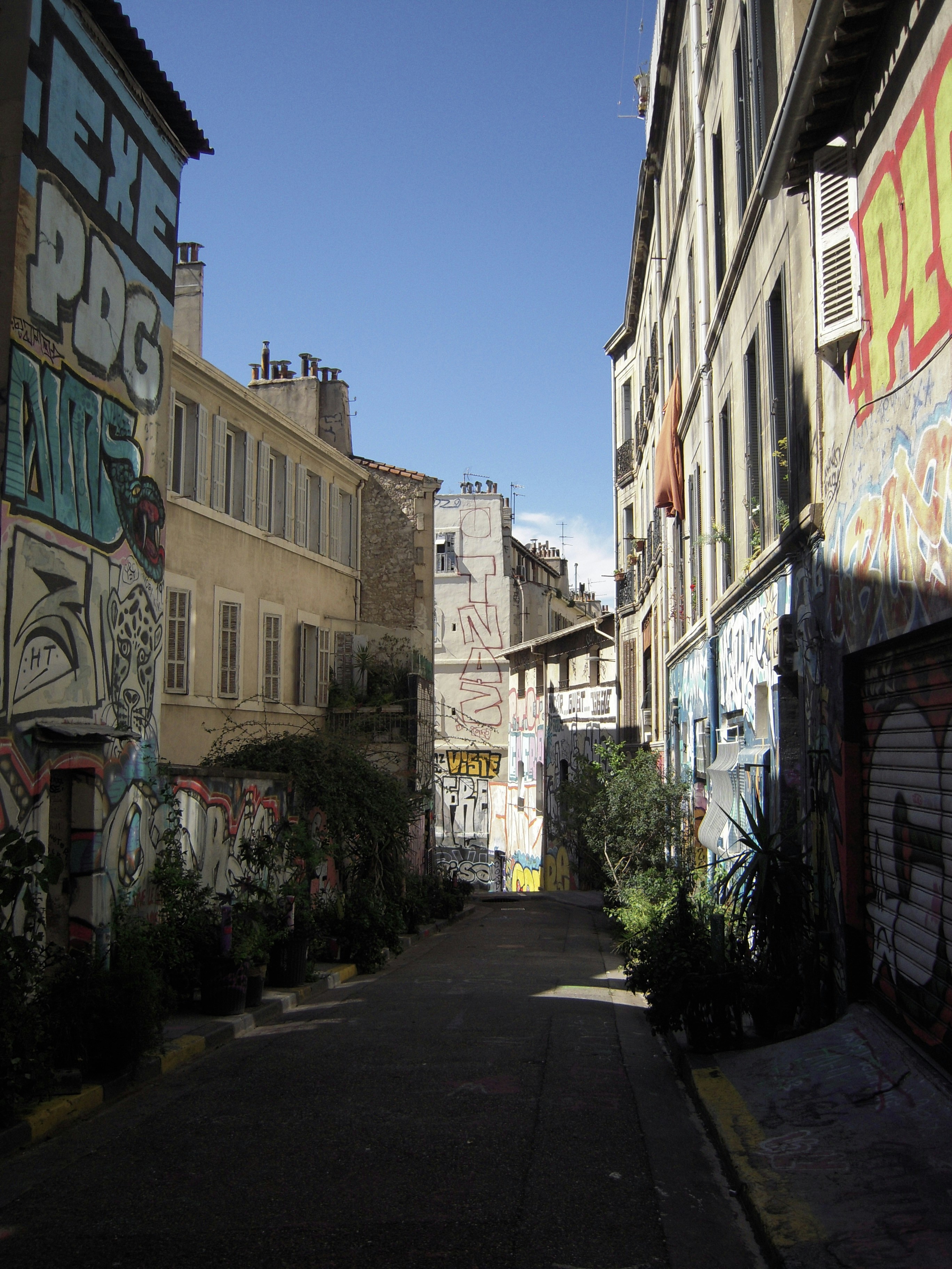 Narrow street in marseille with graffiti.