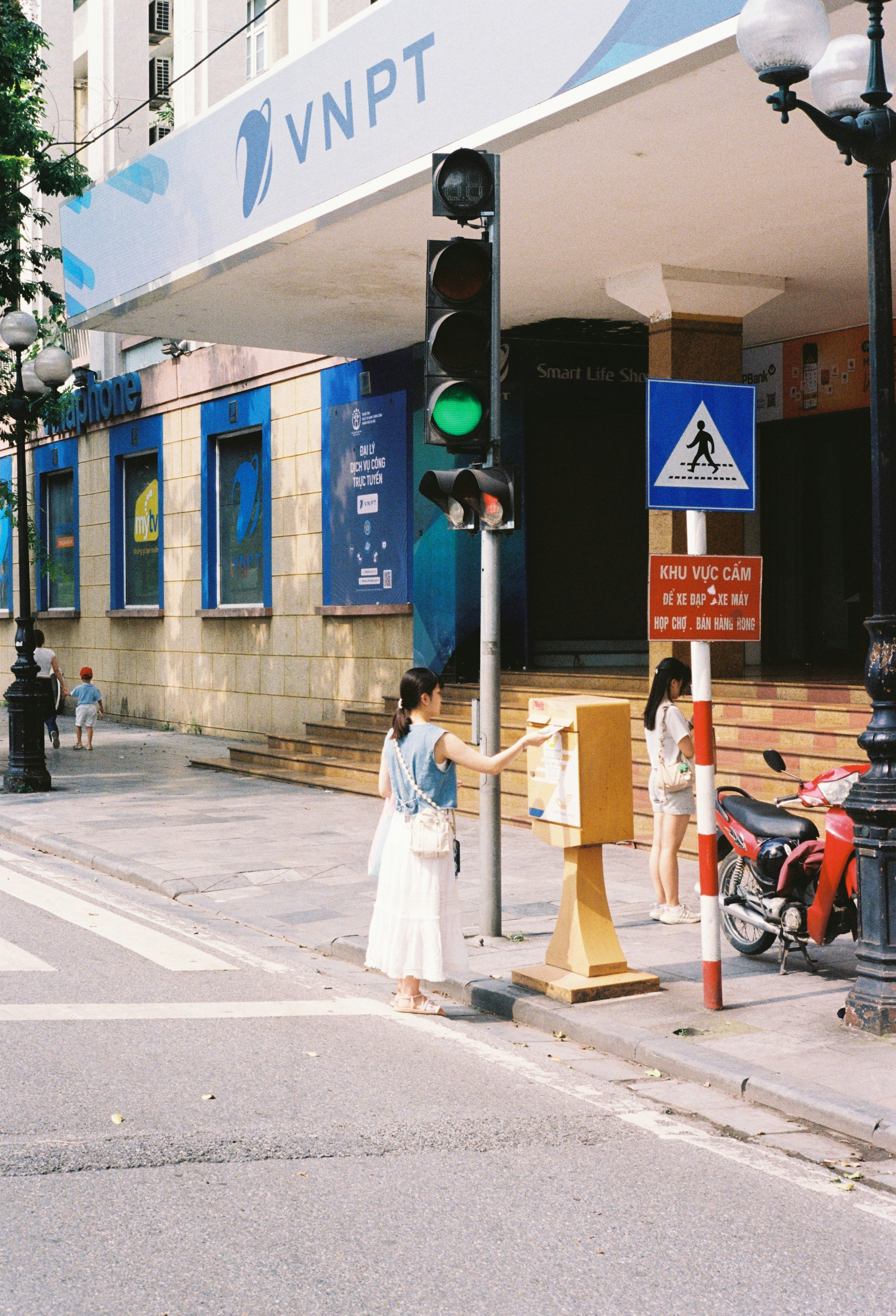 Urban Pause: A Moment of Connection