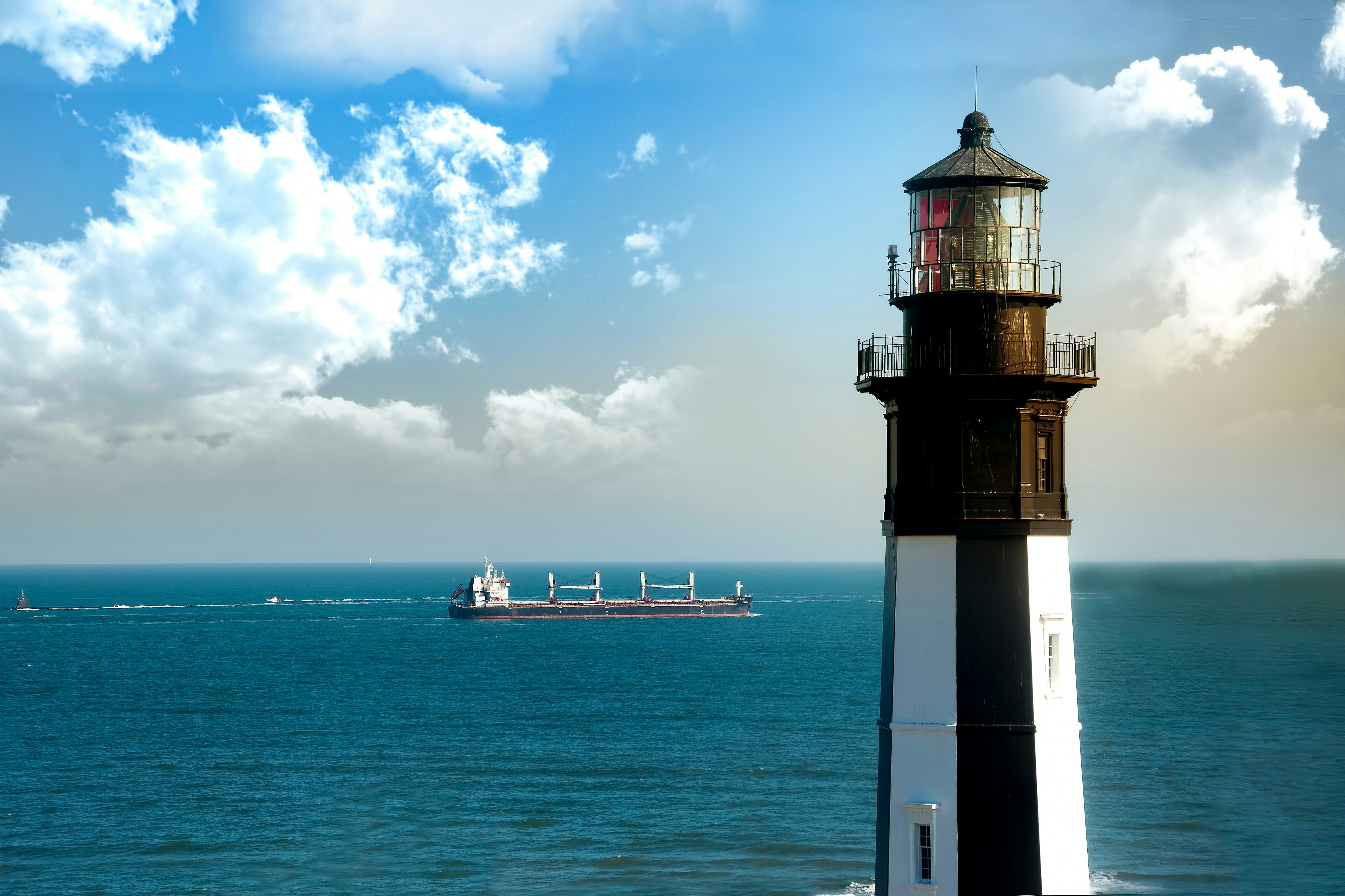 El faro se encuentra junto al océano con un barco. foto – Imagen de Mar ...