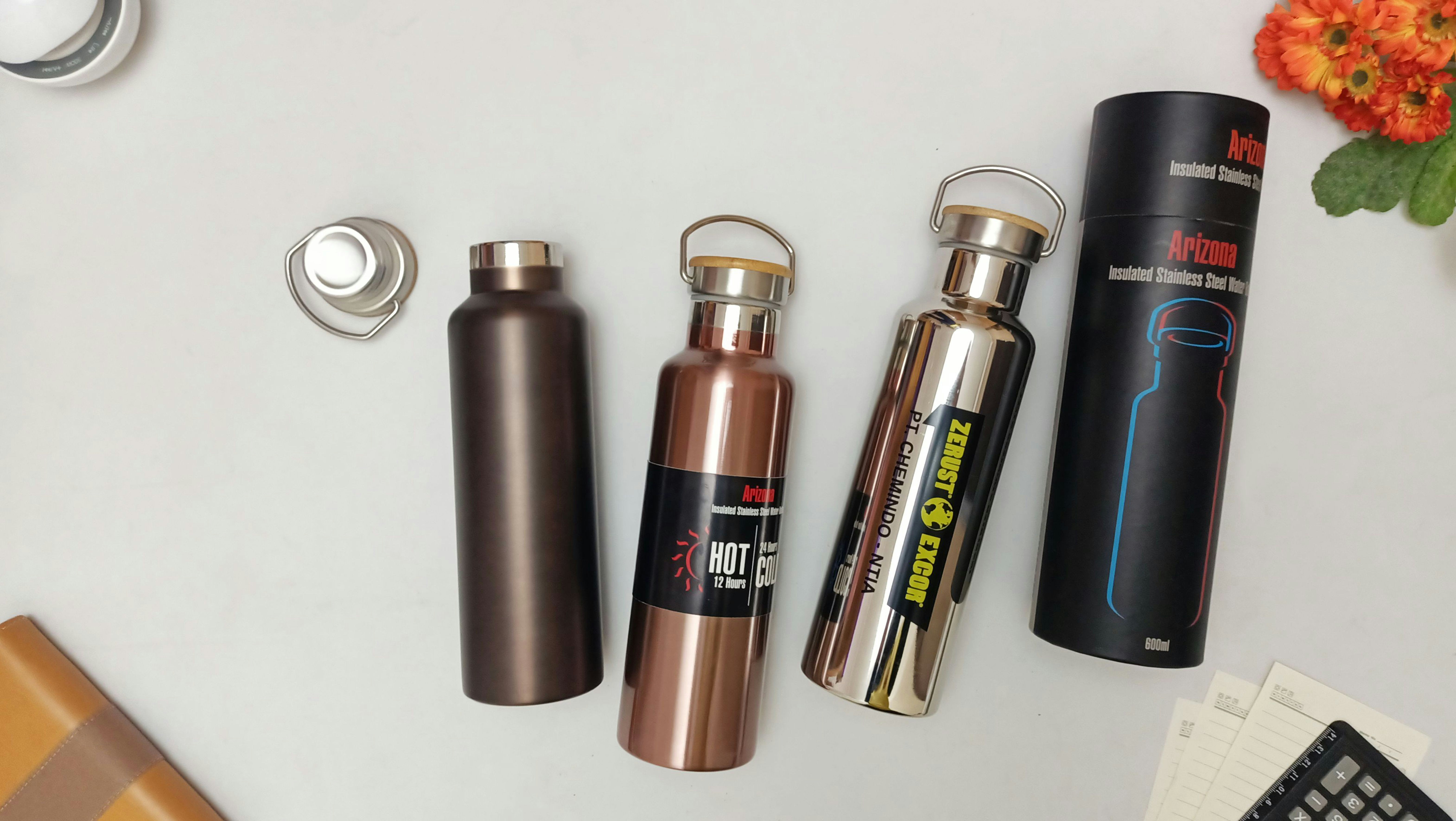 Souvenir Tumbler Stainless Arizona Mizzu Cetak Logo Murah | Several stylish water bottles are displayed on a surface.