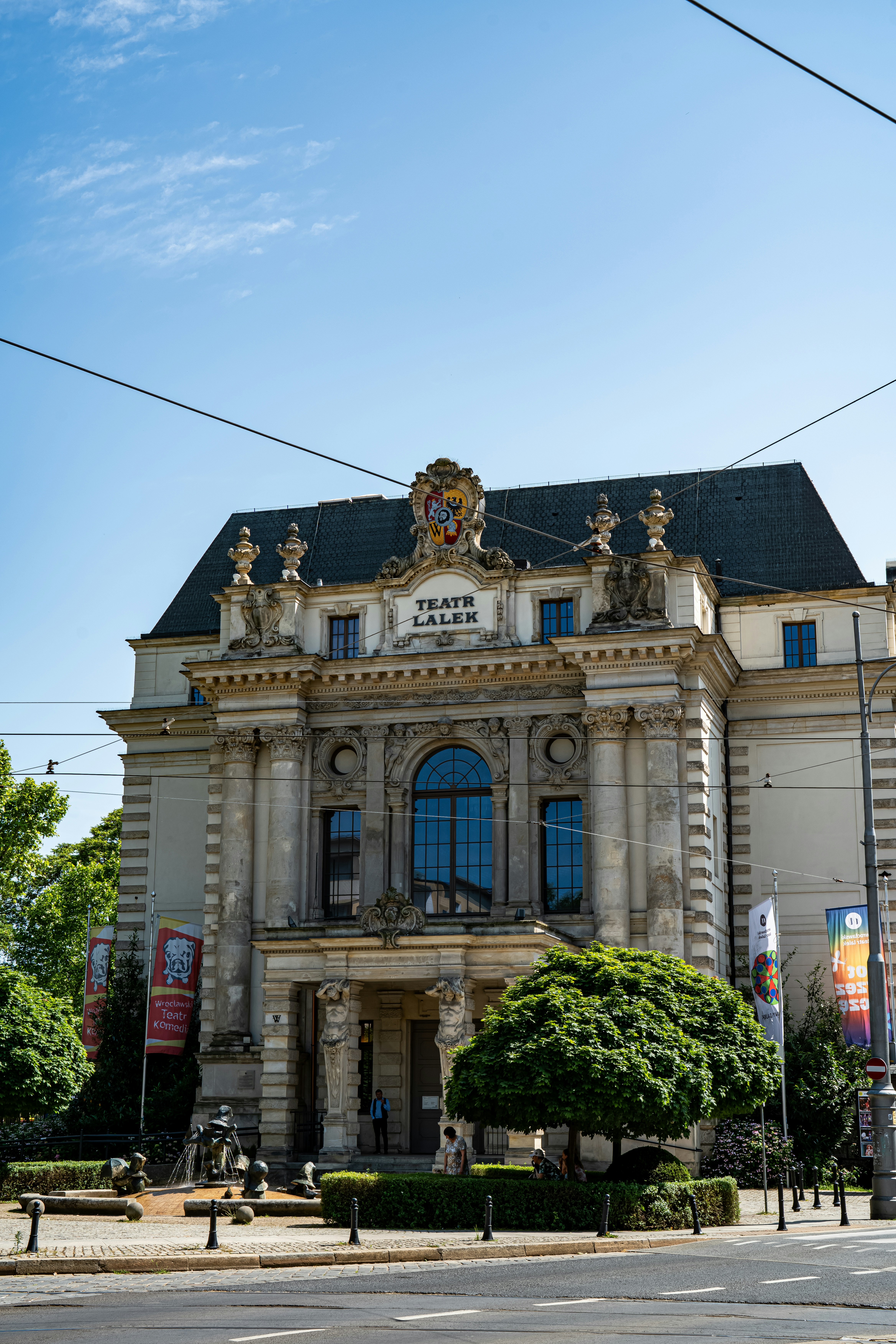 A grand building with "teatr lalek" on top.