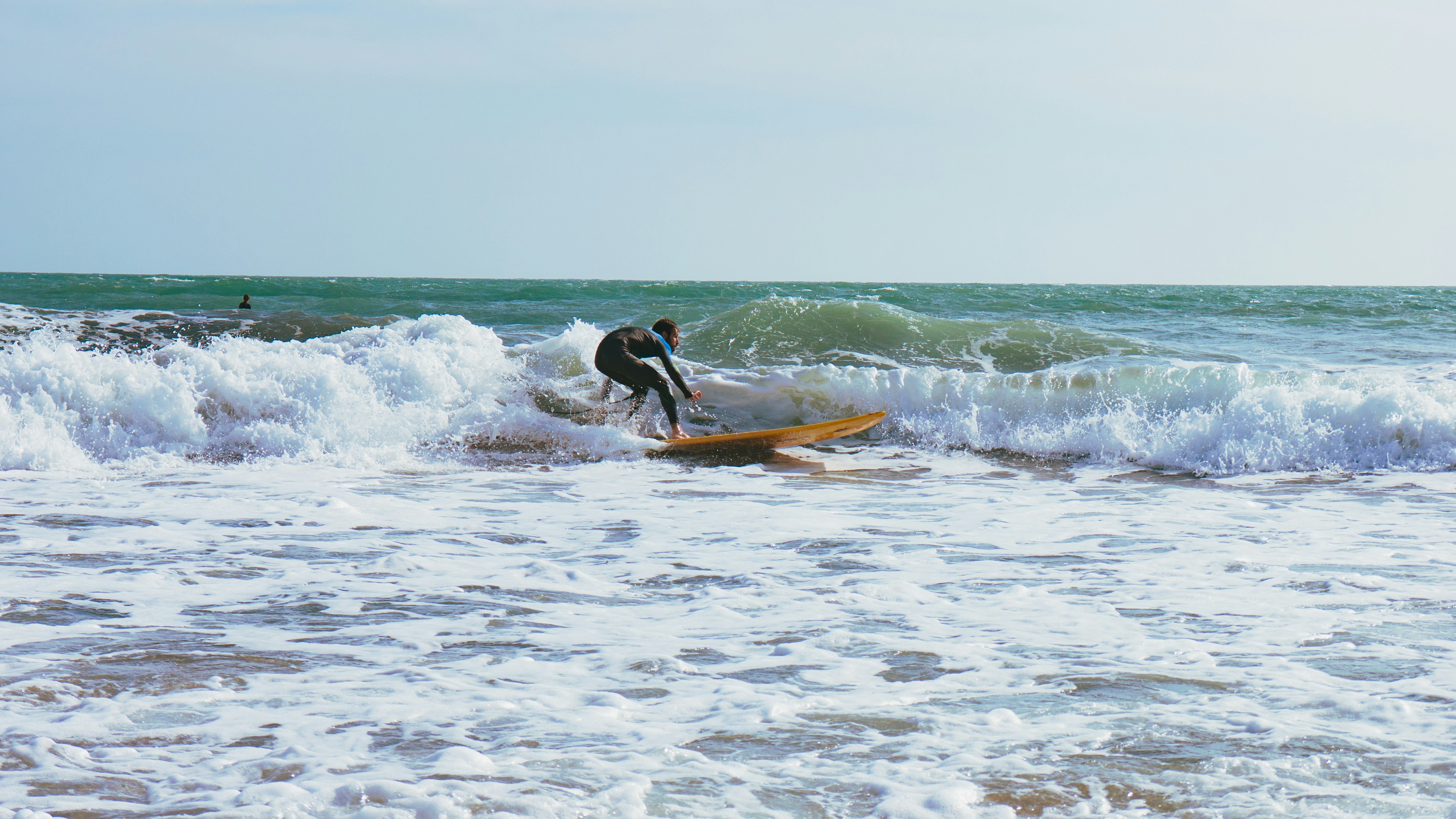 Sainte-Marie de la Mer en Camargue. | A surfer rides a wave in the ocean.