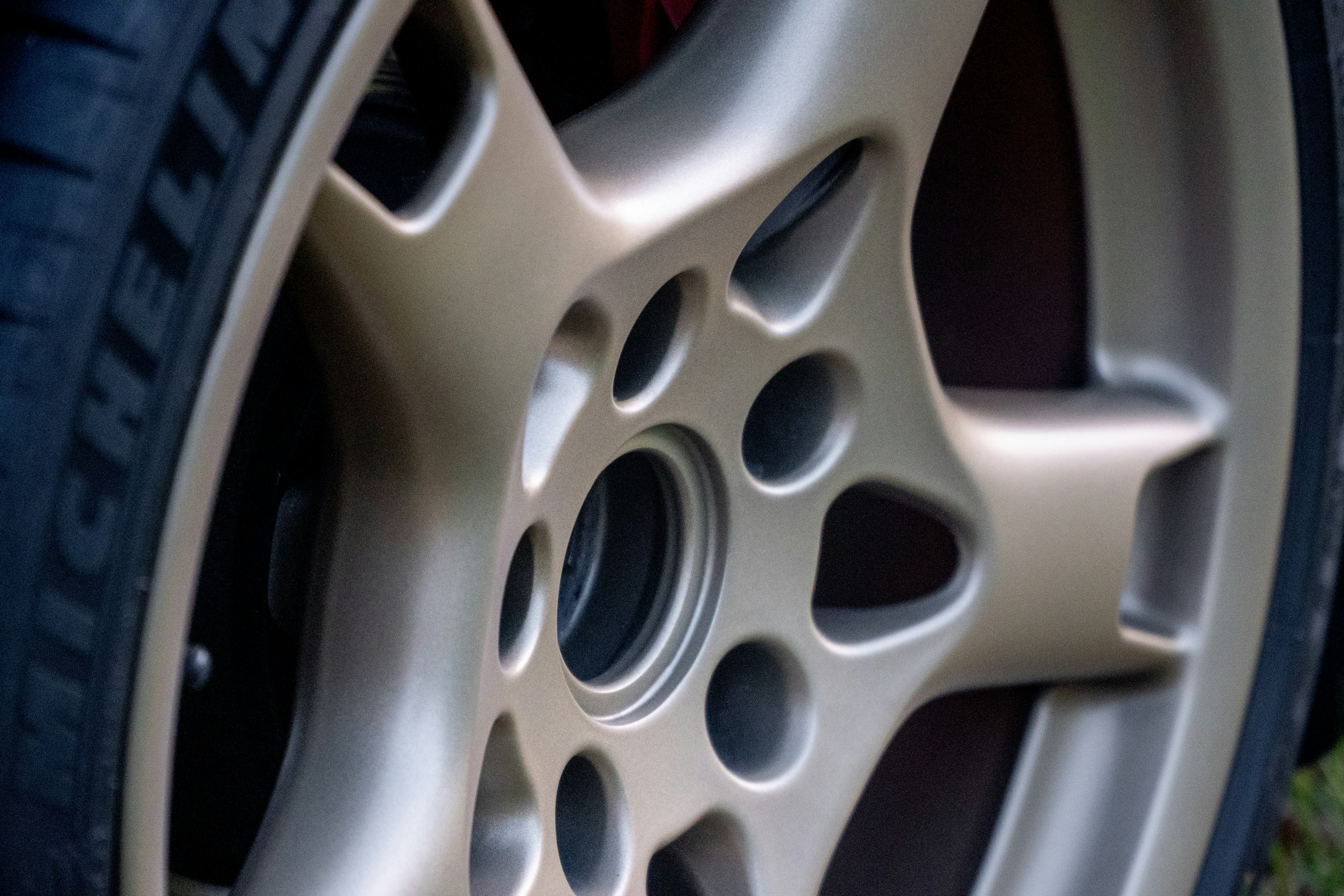 Wheel Vane in Focus: A Close-Up of Alloy Rim and Tire Edge