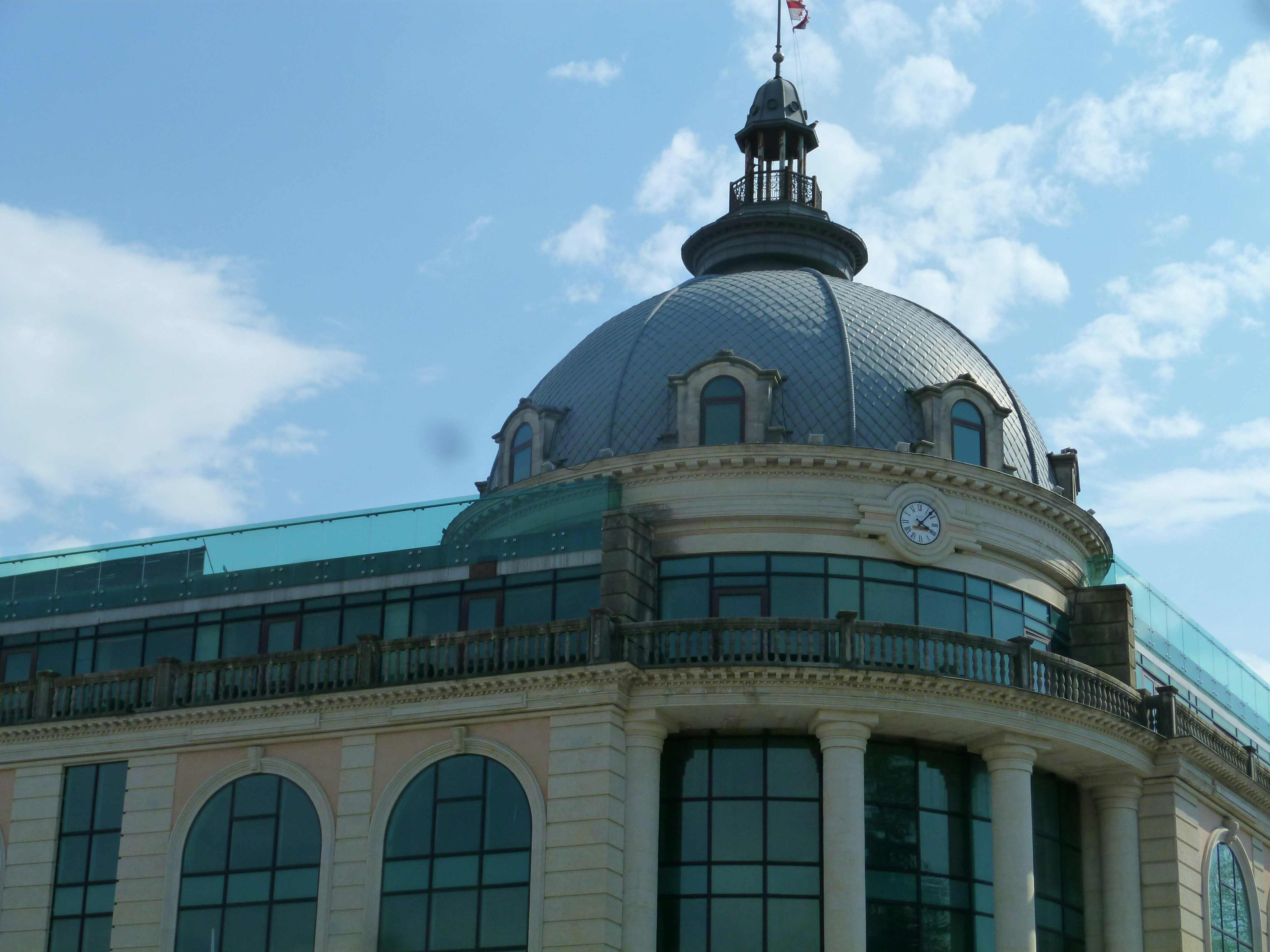A building with a dome under a blue sky.