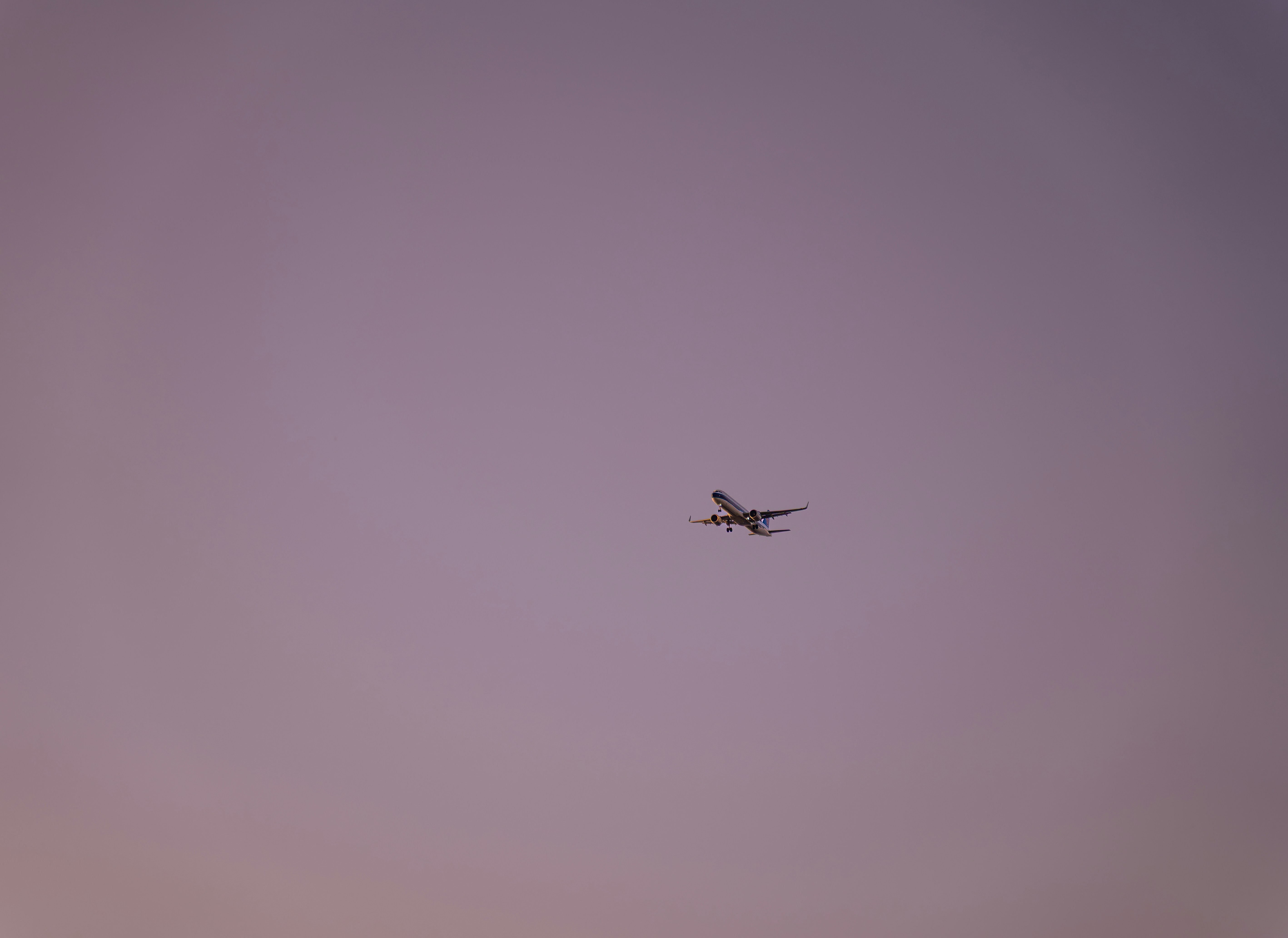 Aesthetic picture of the sky in Sabah | An airplane flies in the evening sky.