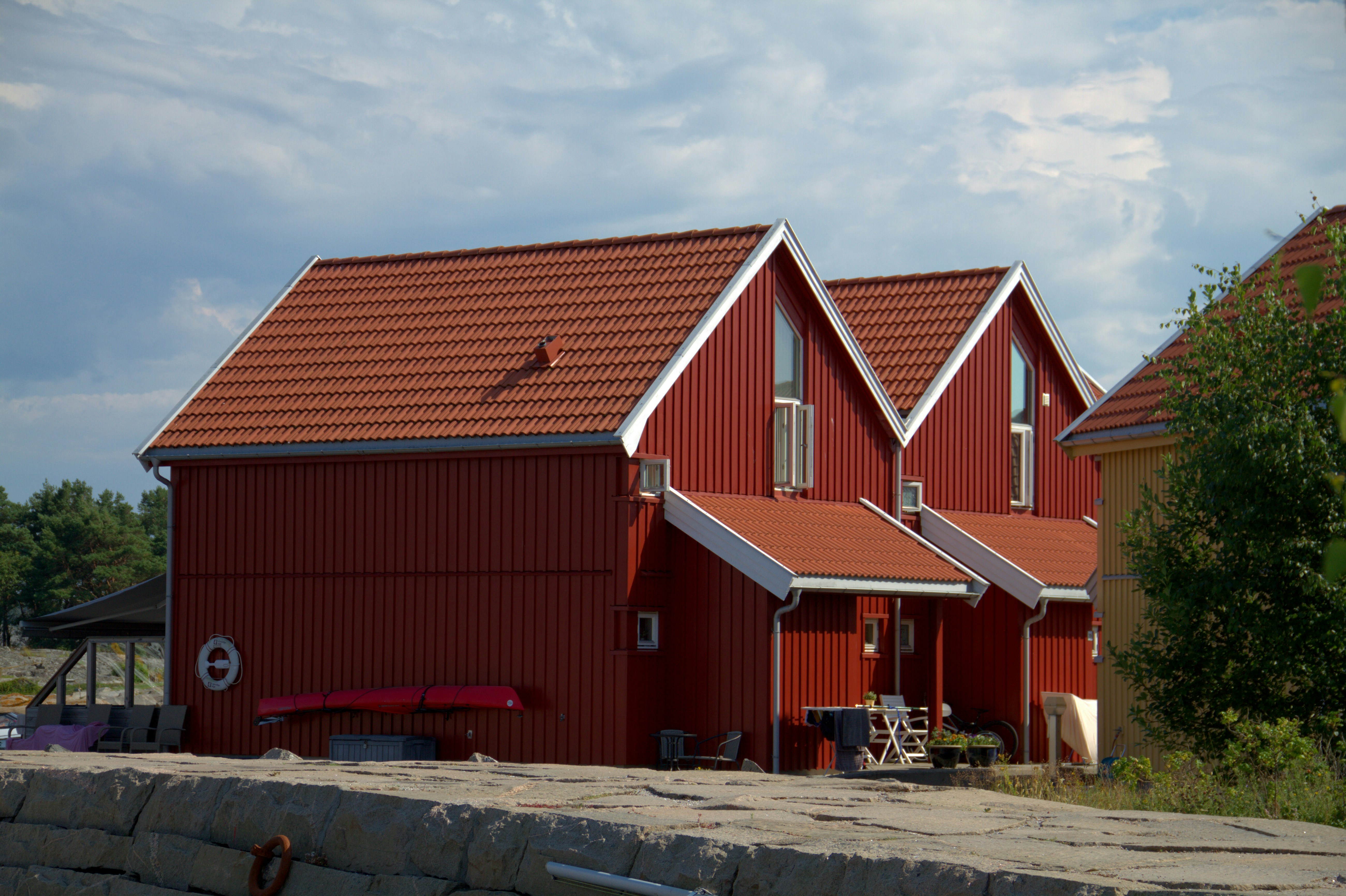 Charming Coastal Retreat: A Glimpse of Nordic Architecture