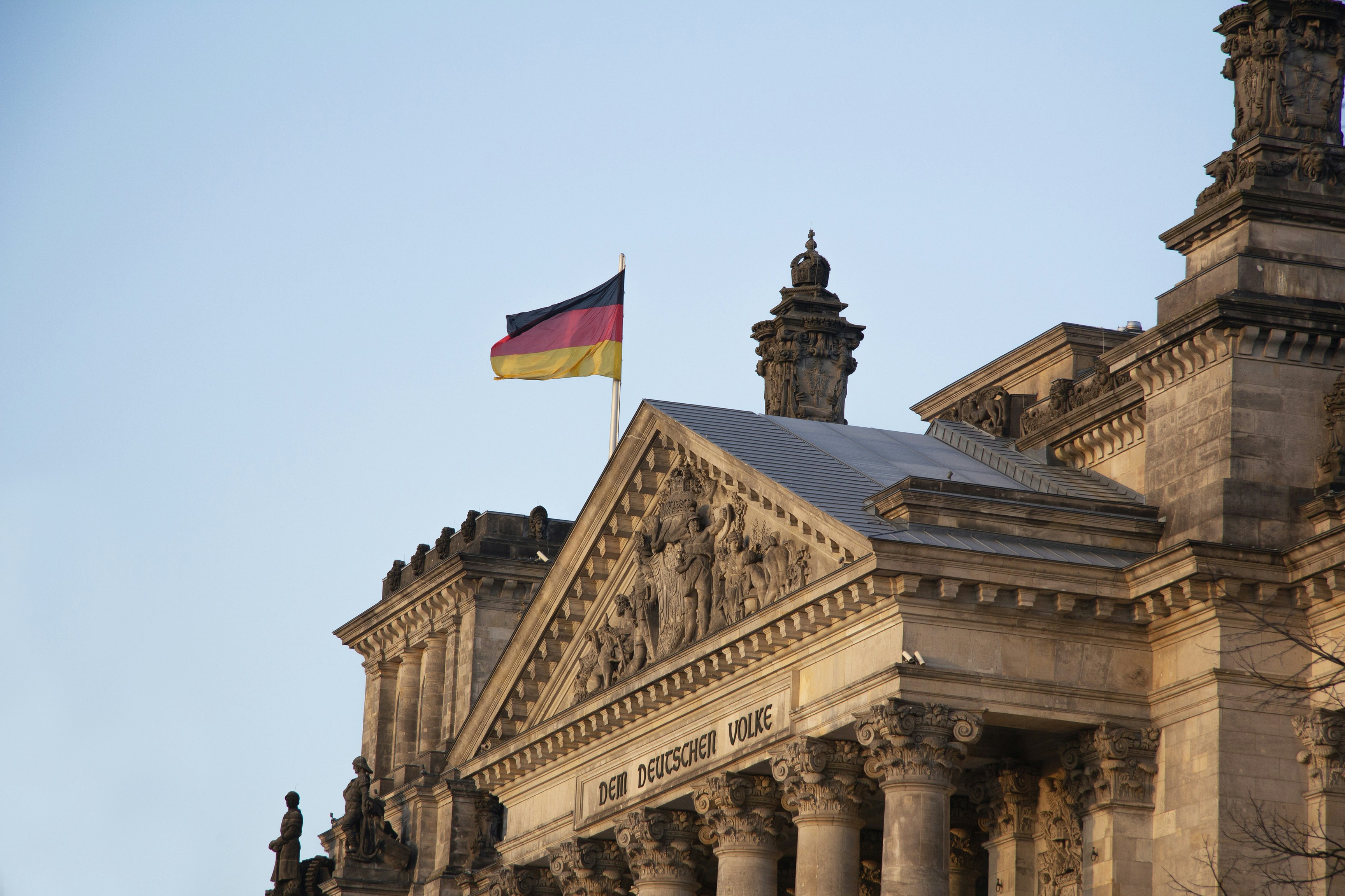 Echoes of History: The Reichstag's FlagRenato Galisteu