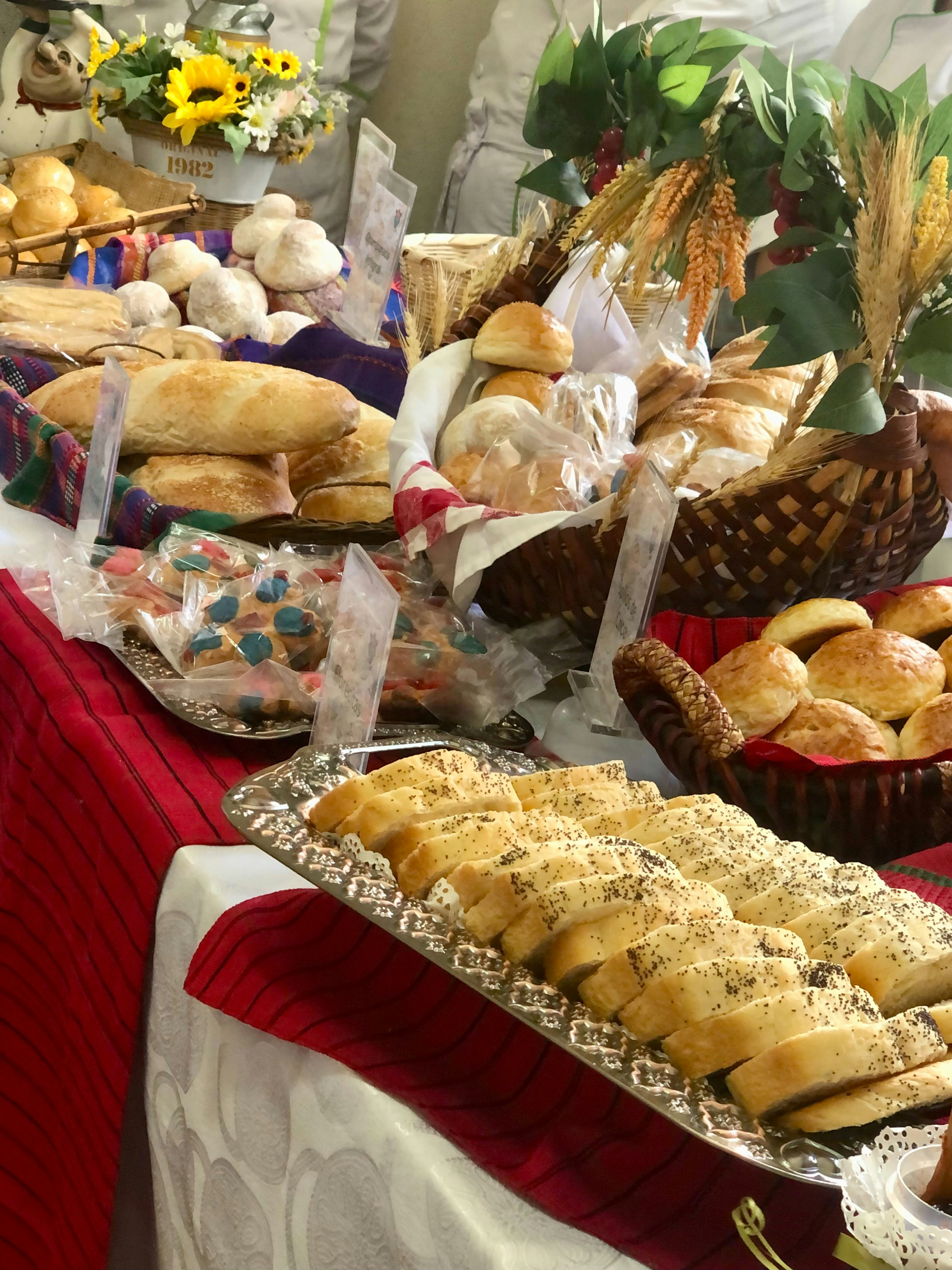 Panadería | A display of assorted breads and baked goods.