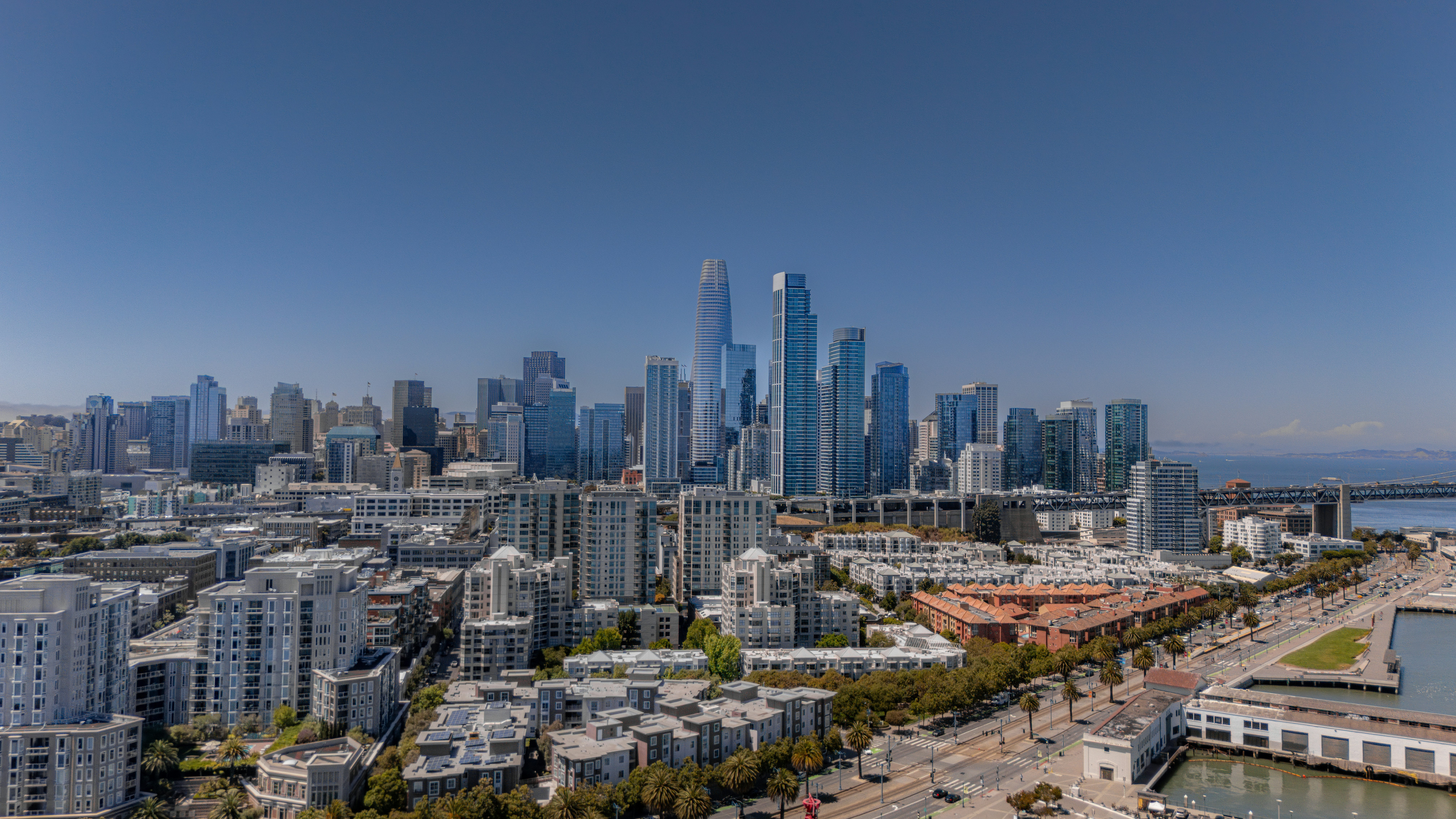 Skyline in Focus: A San Francisco-esque Waterfront Panorama at Midday