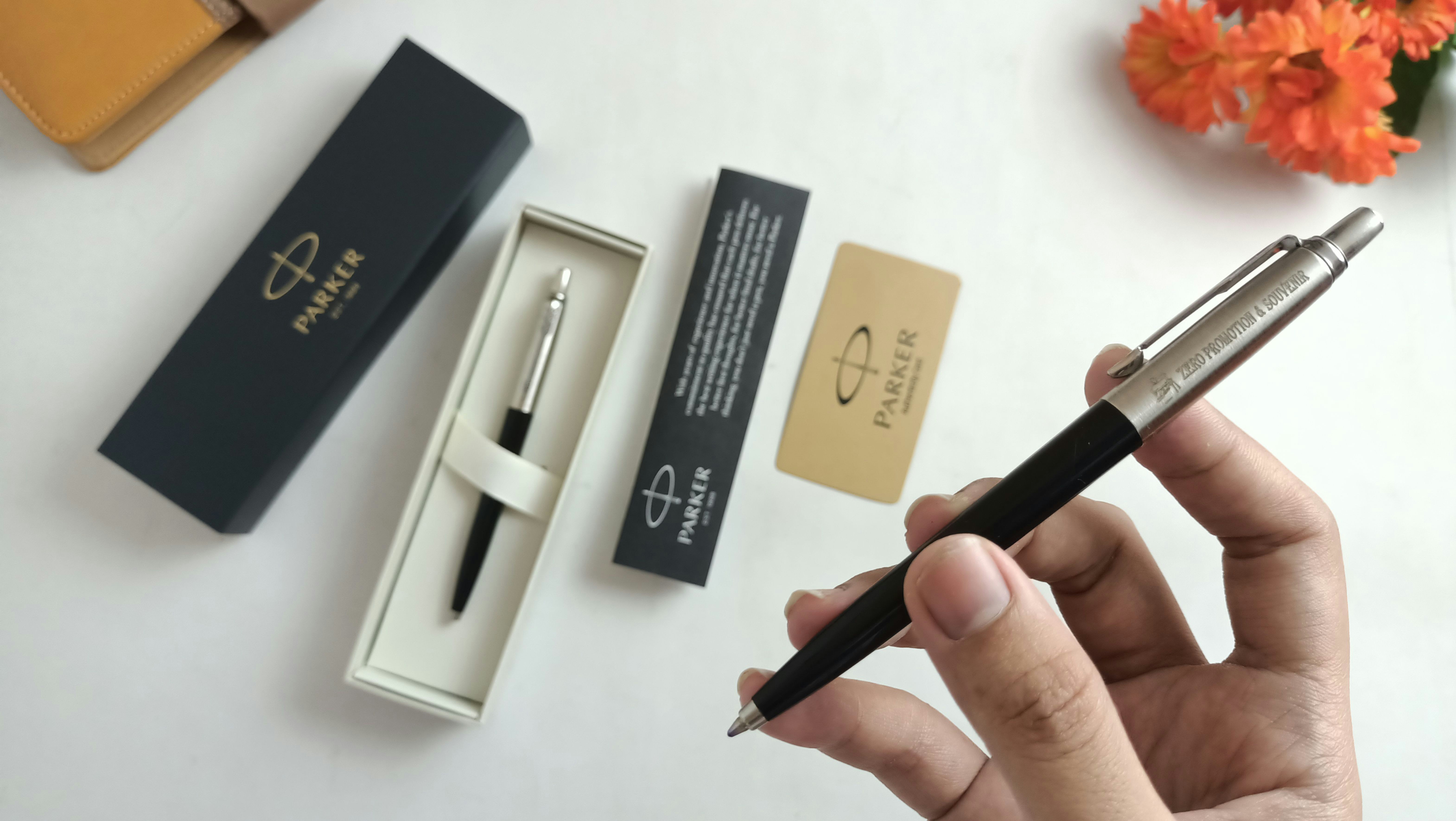 Souvenir Pen Parker Jotter Grafir Custom | A hand holds a parker pen next to the box.