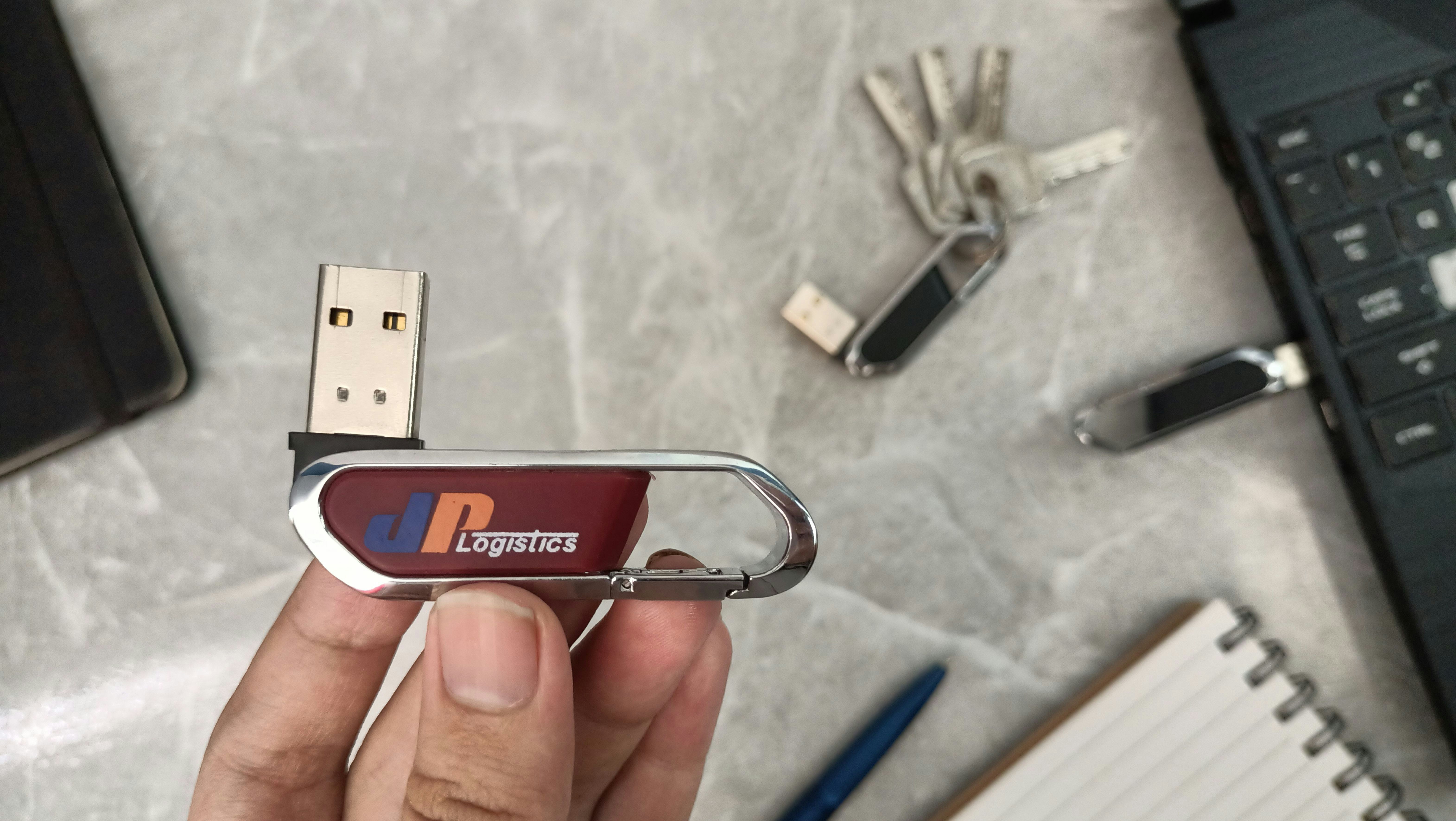 Souvenir Flashdisk FDPL37 Cetak Logo | A person holds a usb flash drive.