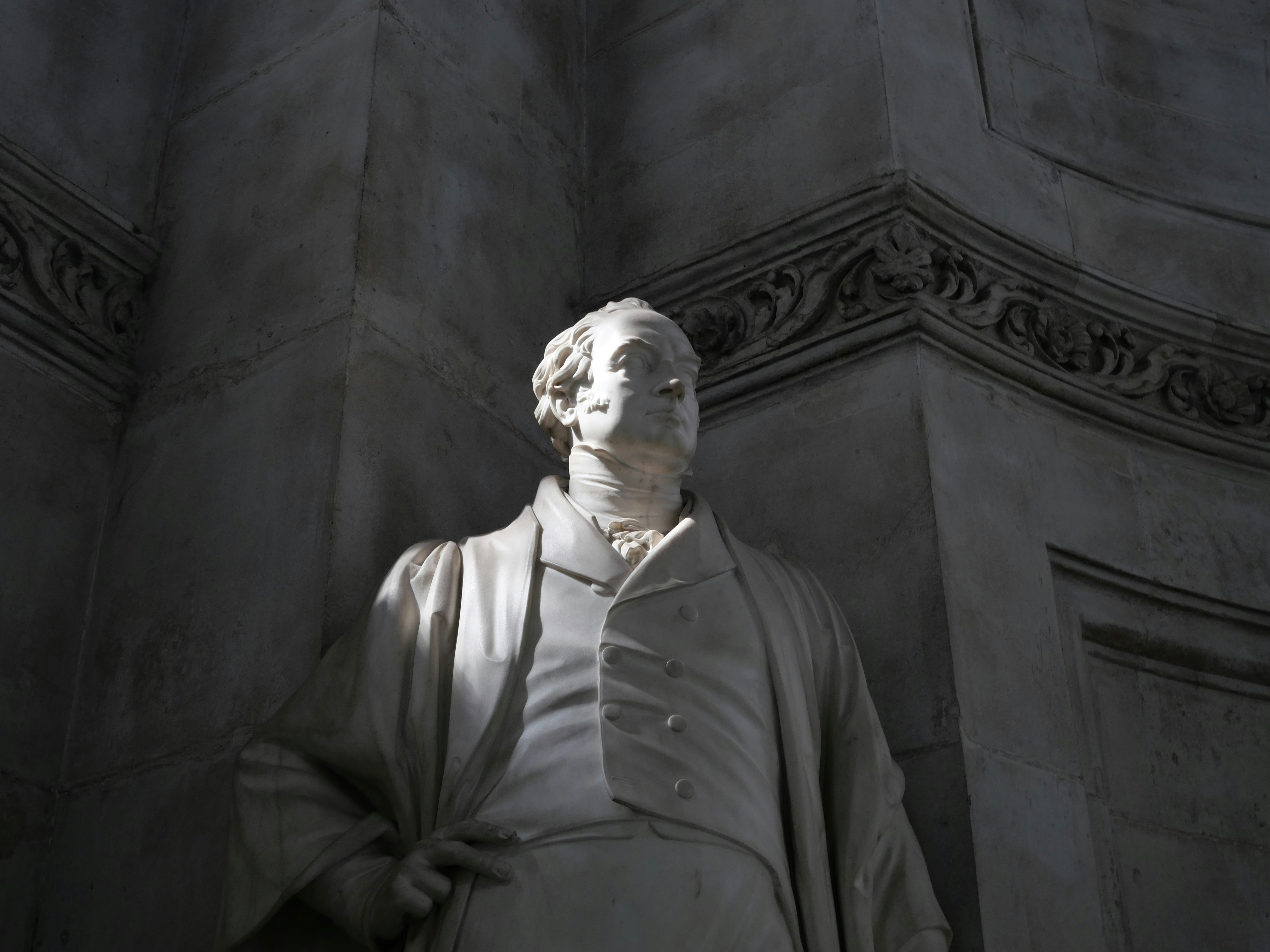 Statue with beautiful light | A statue of a man in a stone alcove.