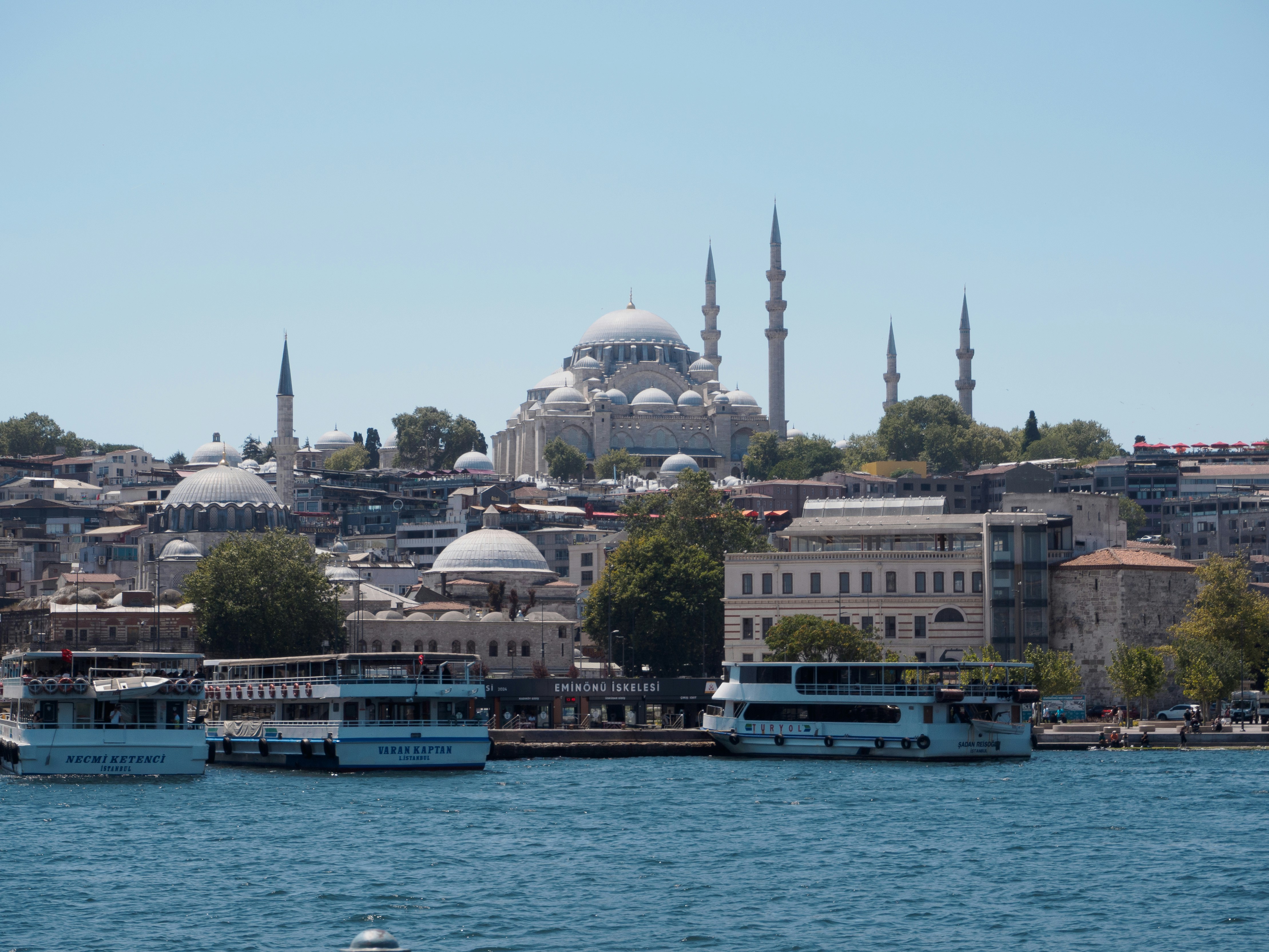 A beautiful cityscape with boats on the water.
