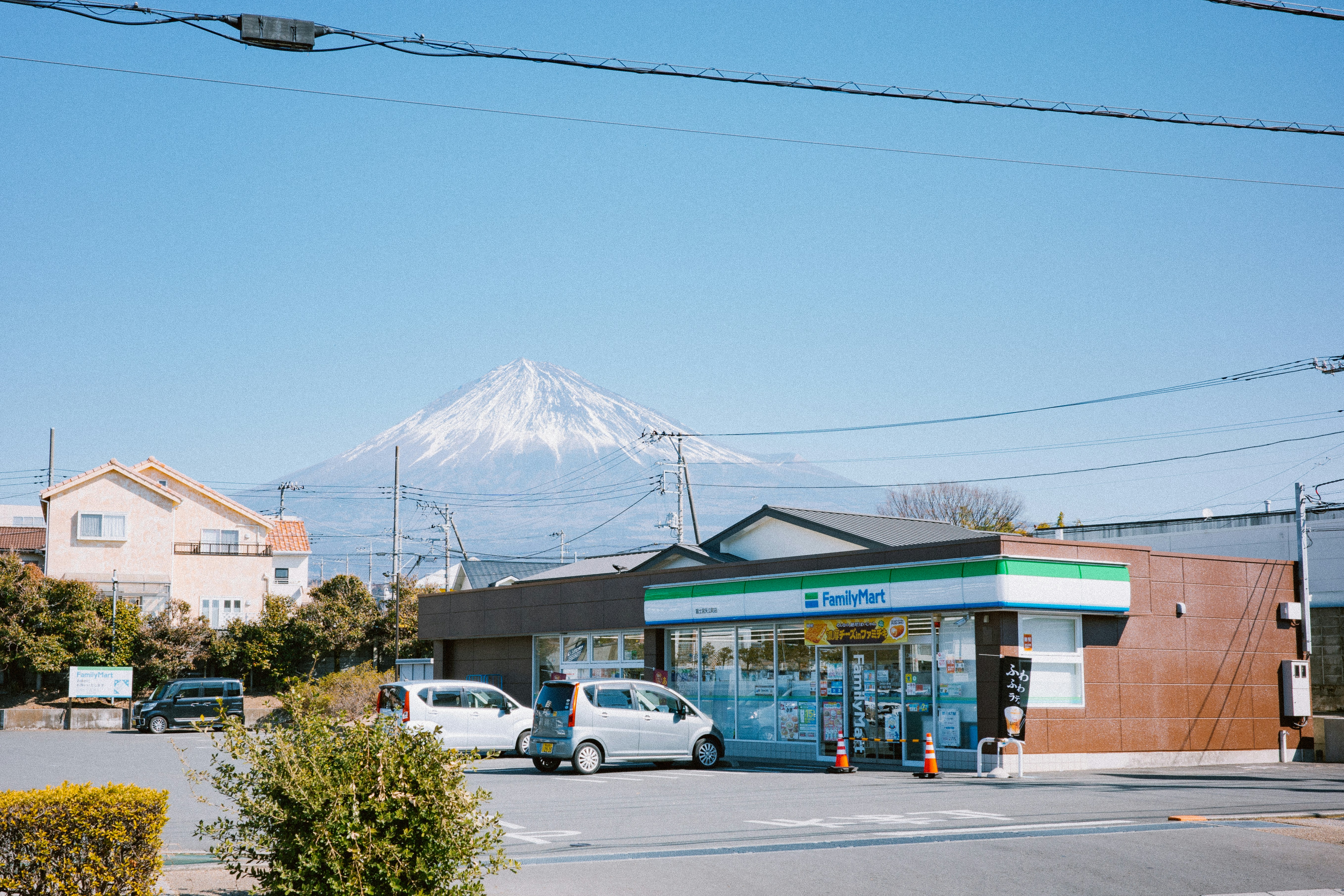 A convenience store with mount fuji in the background. photo – Free ...