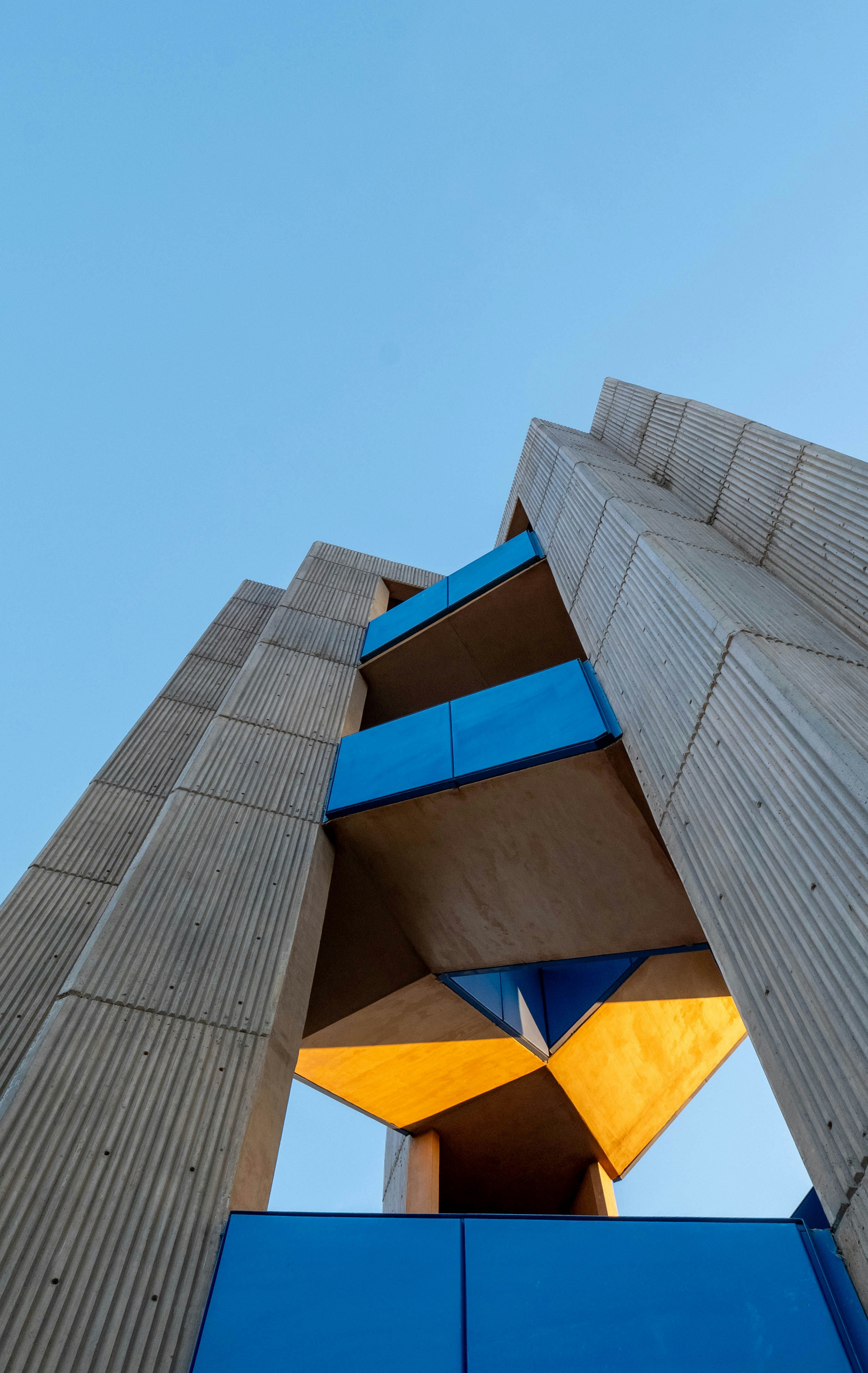 Ciudad de las Artes Tepic, Nayarit Mirador. | Modern building with blue accents reaches toward the sky.