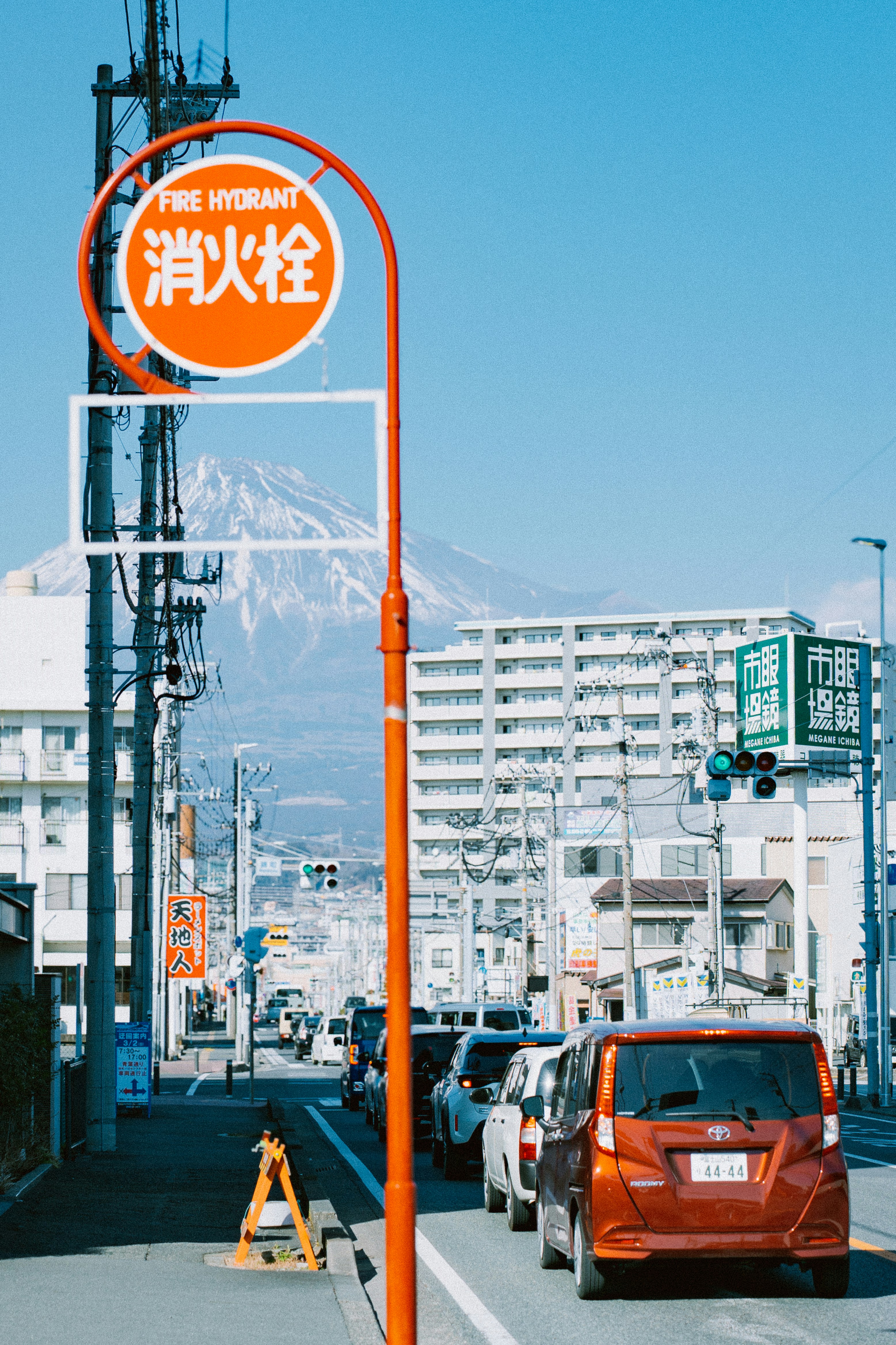 Fire hydrant sign with mount fuji in the background.