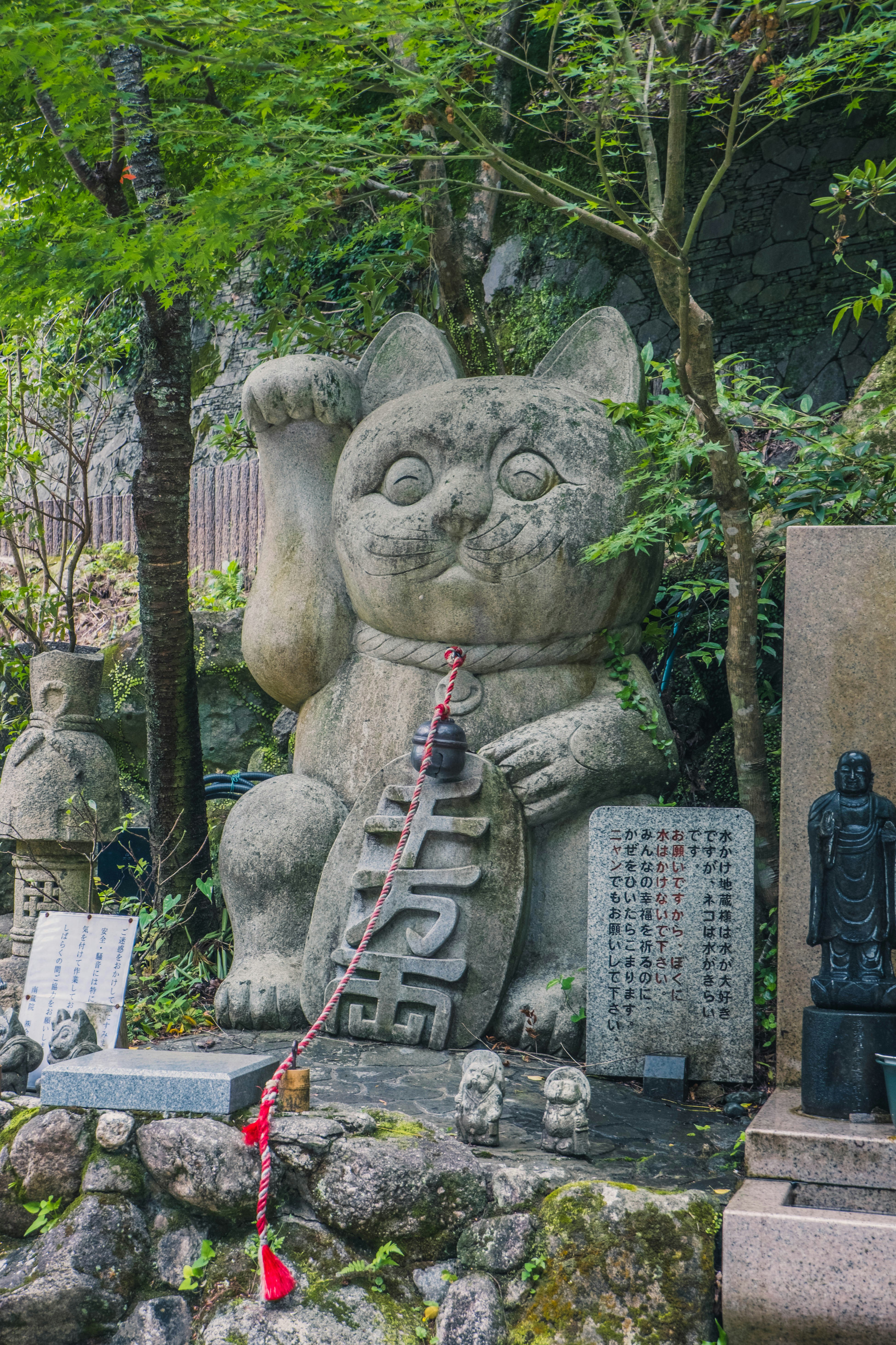 Manekineko at Nanzoin Temple, Japan. | A large statue of a maneki-neko cat.