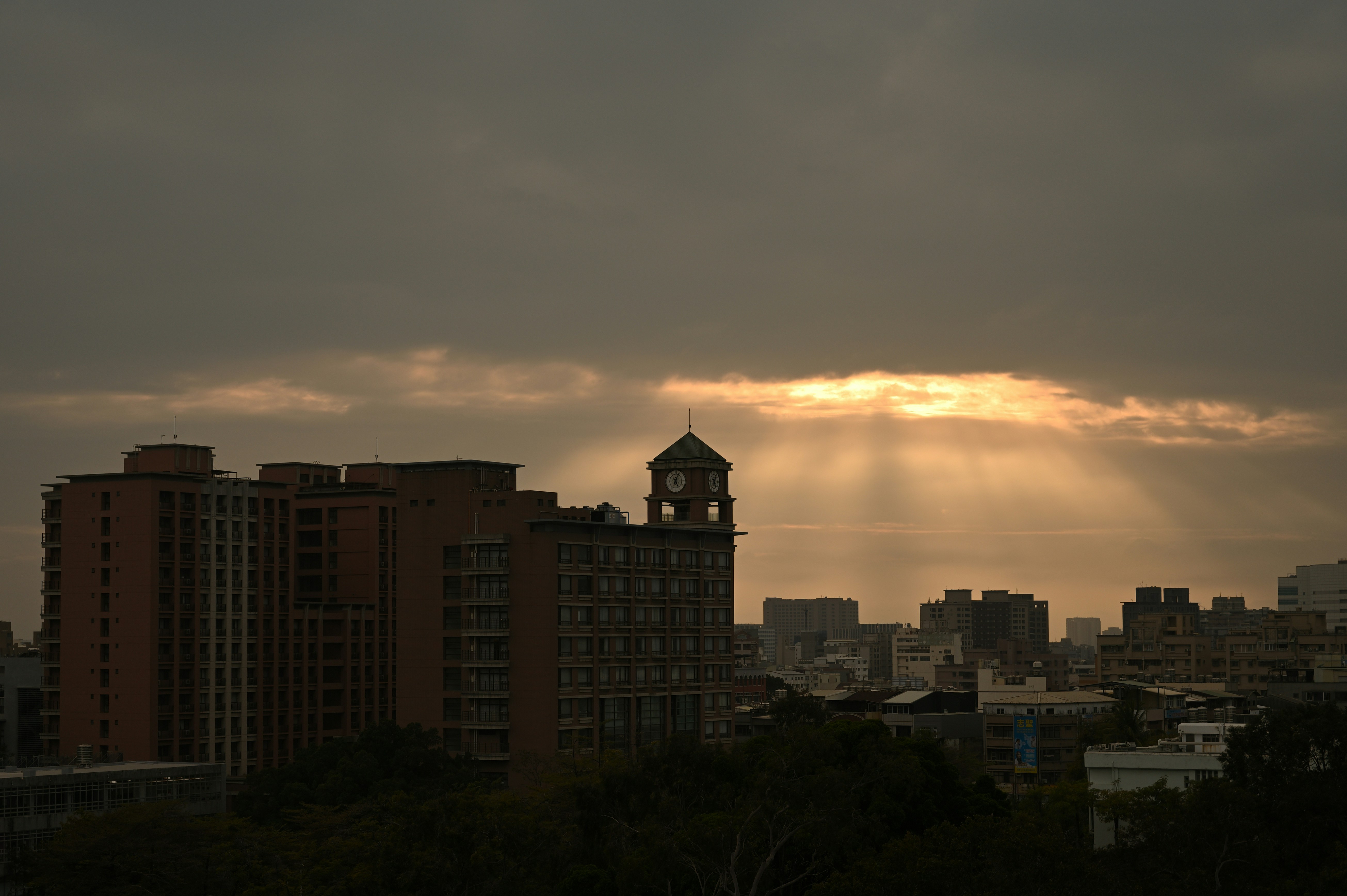 Urban Twilight: A Glimpse Through the Clouds
