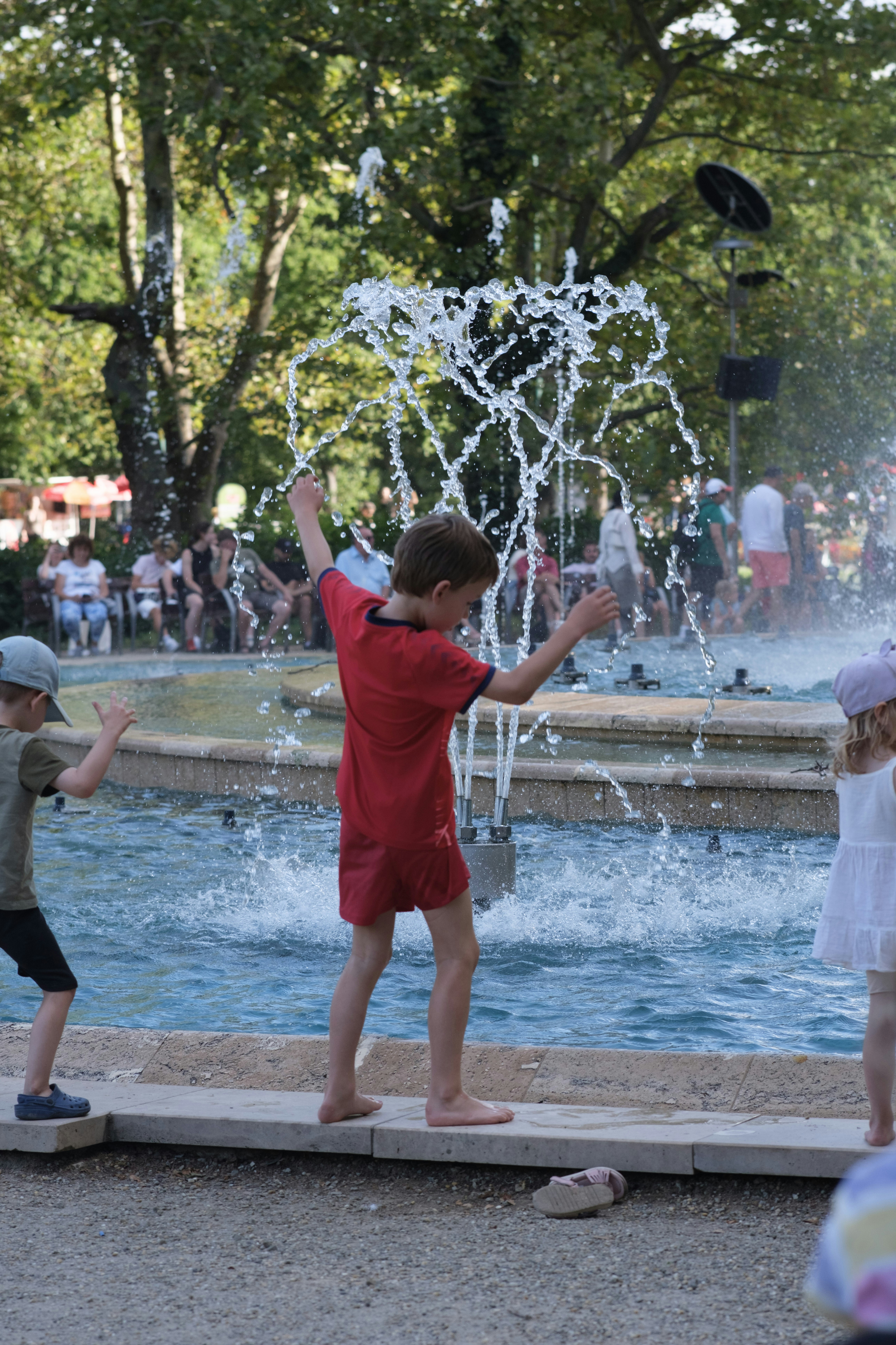 Margitszigeti zenélő szökőkút | Children joyfully play in the fountain.
