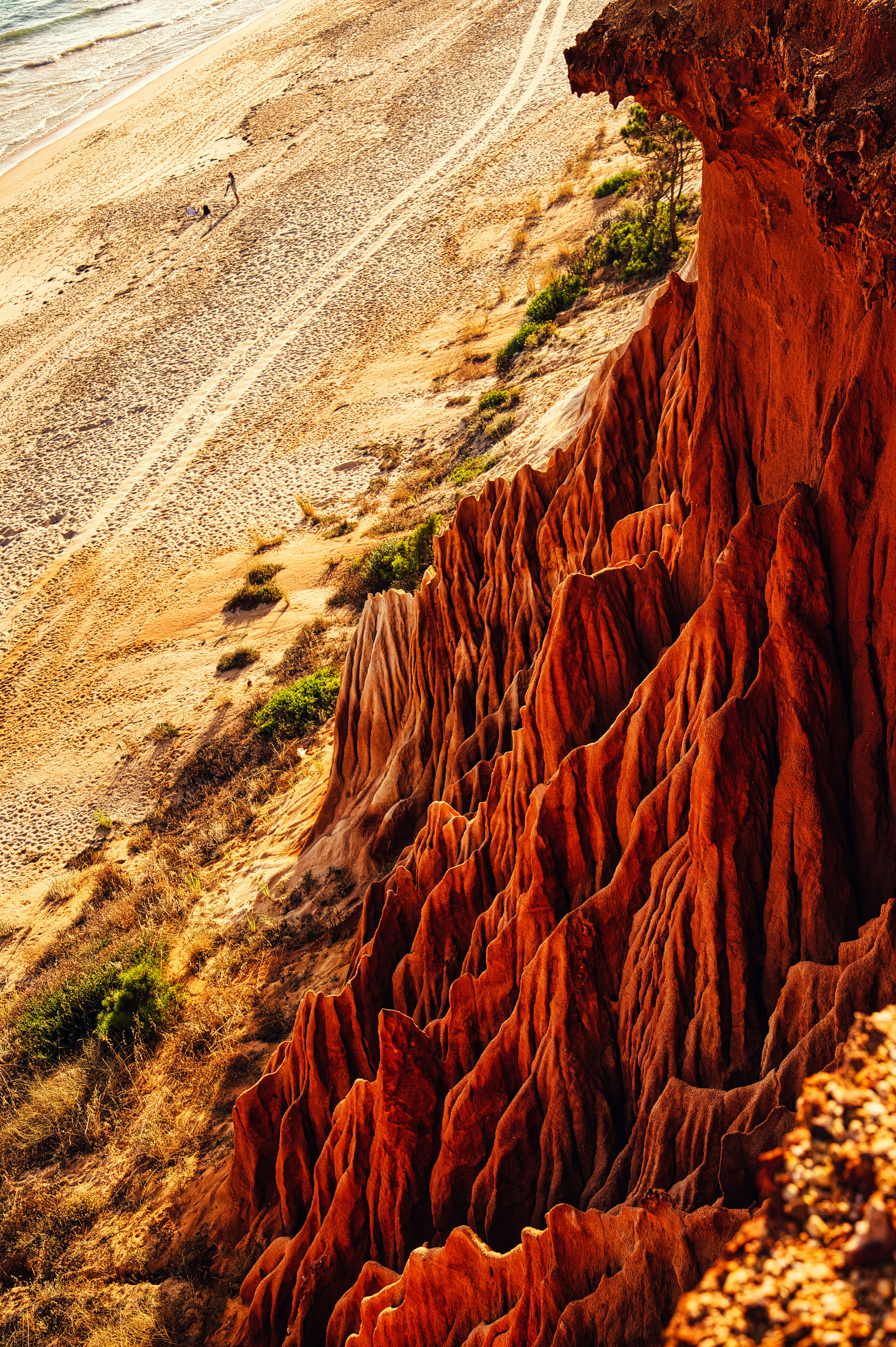 Crimson Staircase of the Desert: Wind-Sculpted Cliffs Beside Quiet Dunes