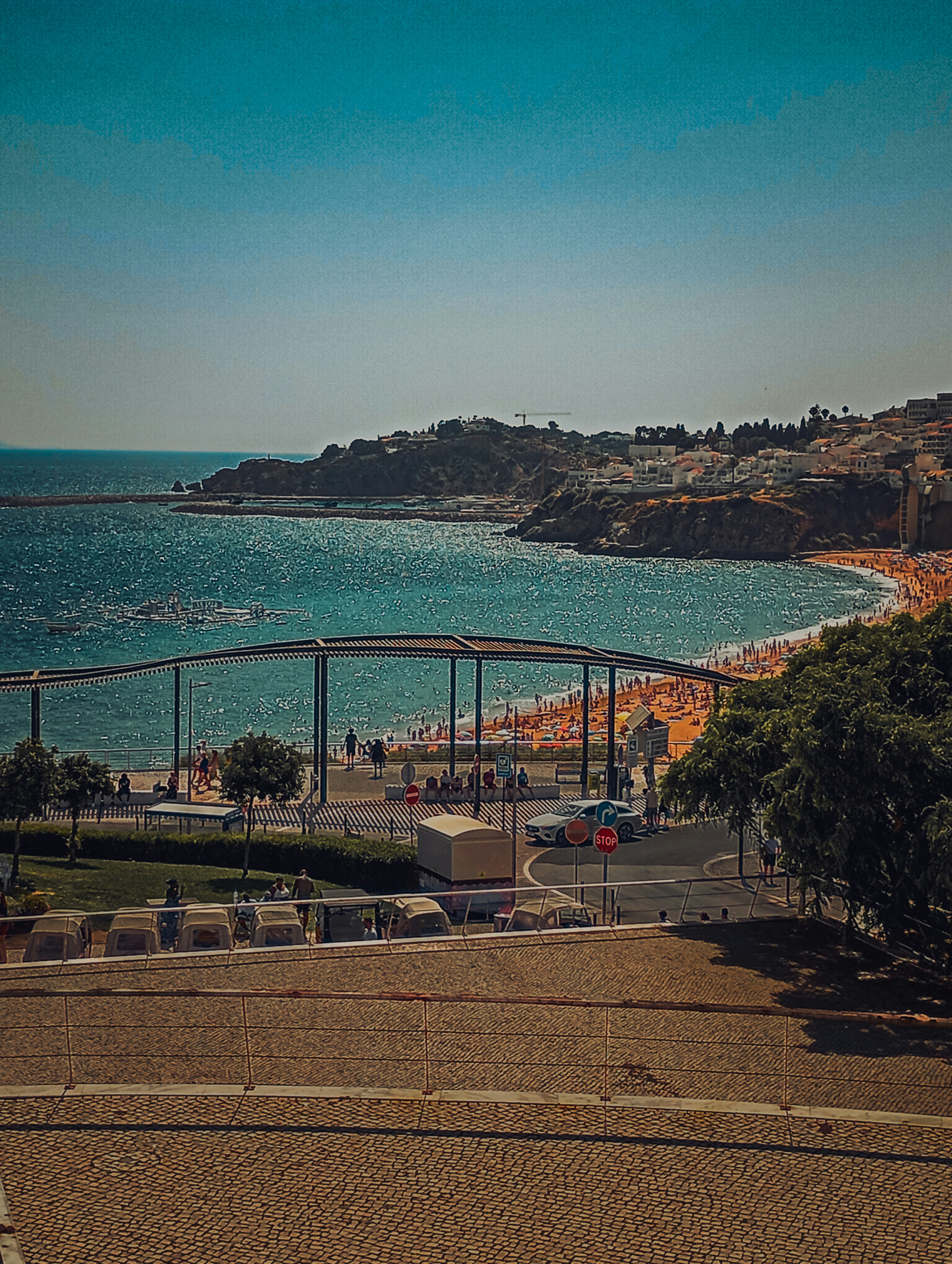 Beach scene with water and people. photo – Free Car Image on Unsplash