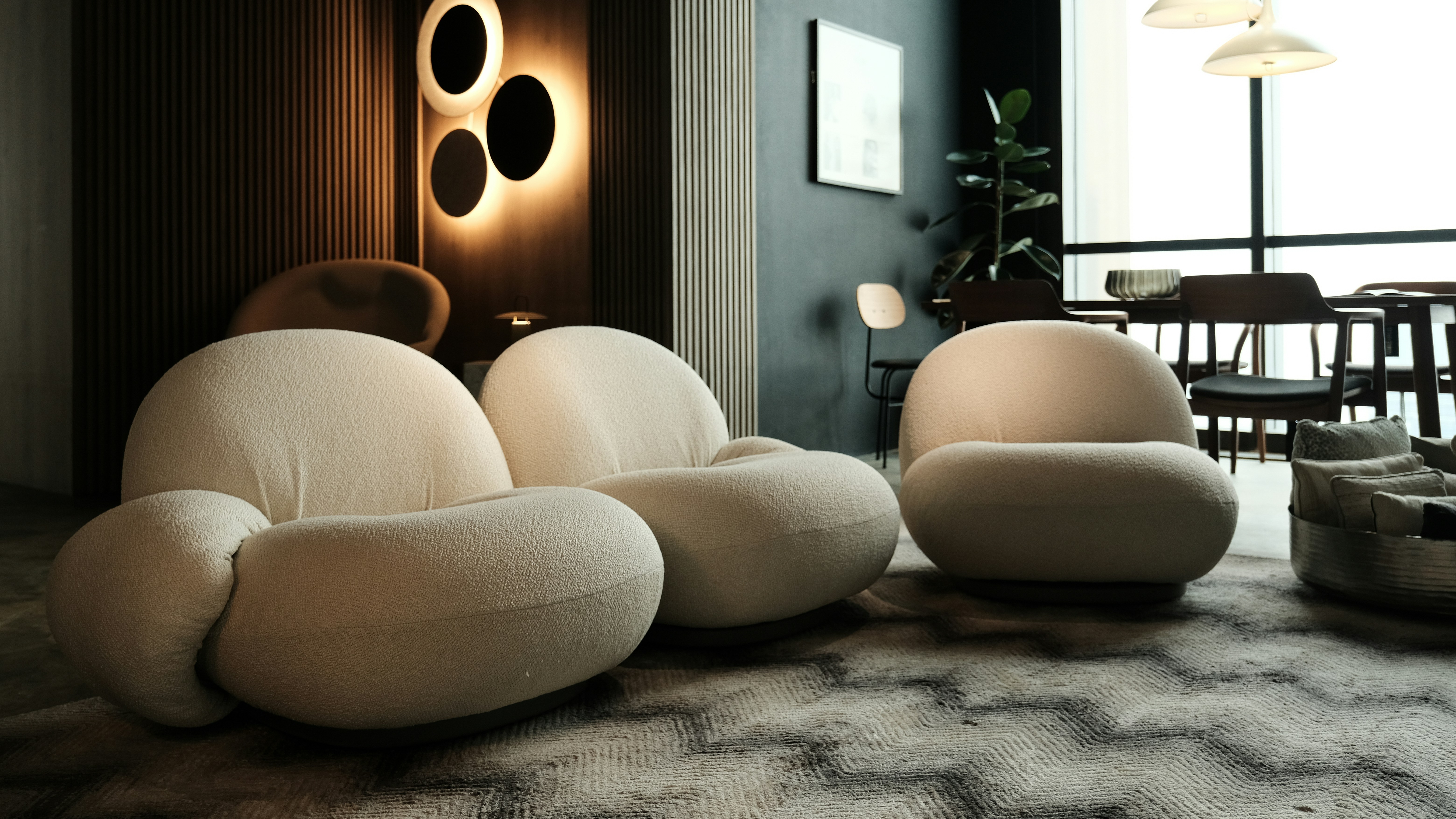 Curves of Comfort: A Modern Lounge Retreat
