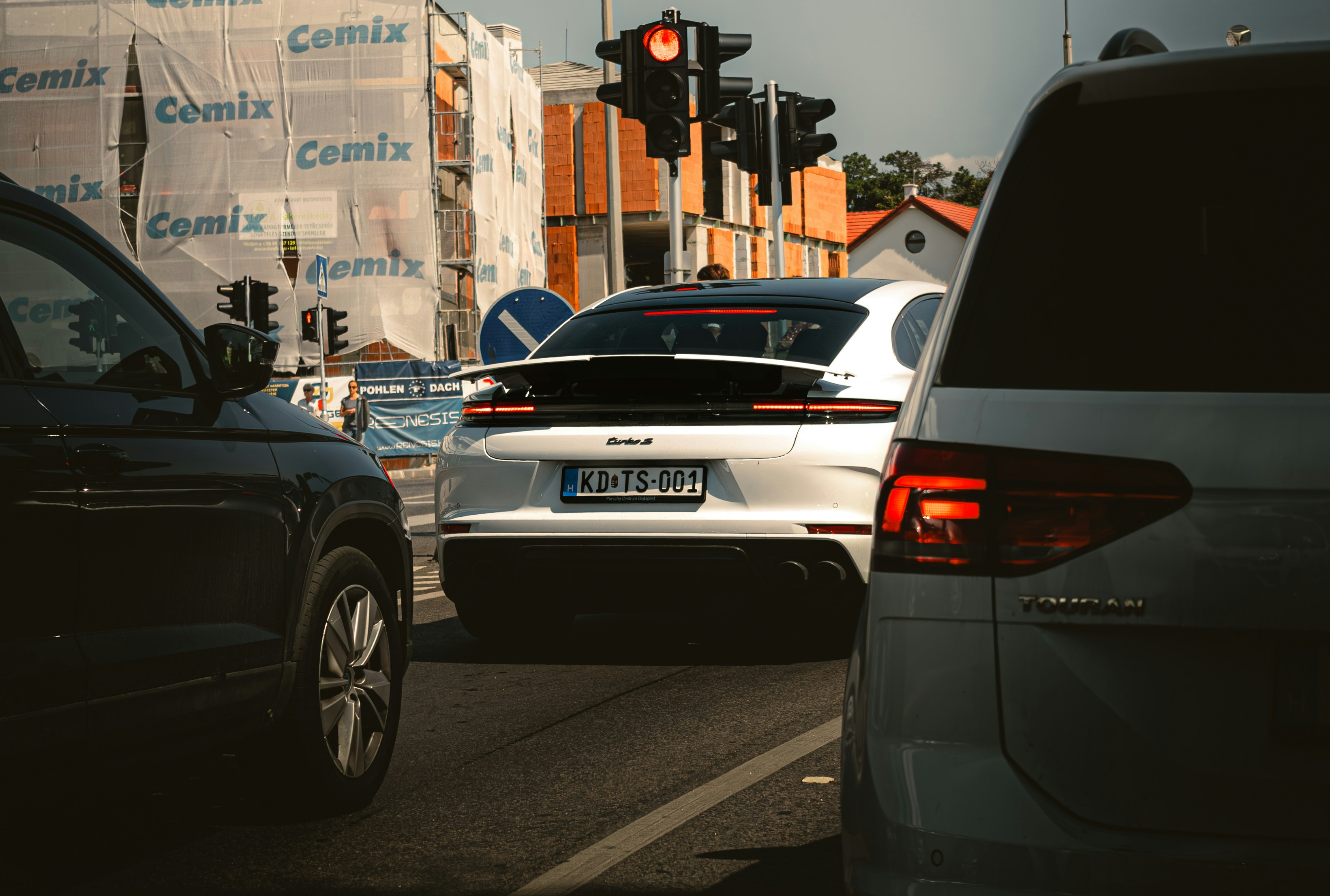 Urban Traffic Dynamics: The Intersection of Motion and Stillness