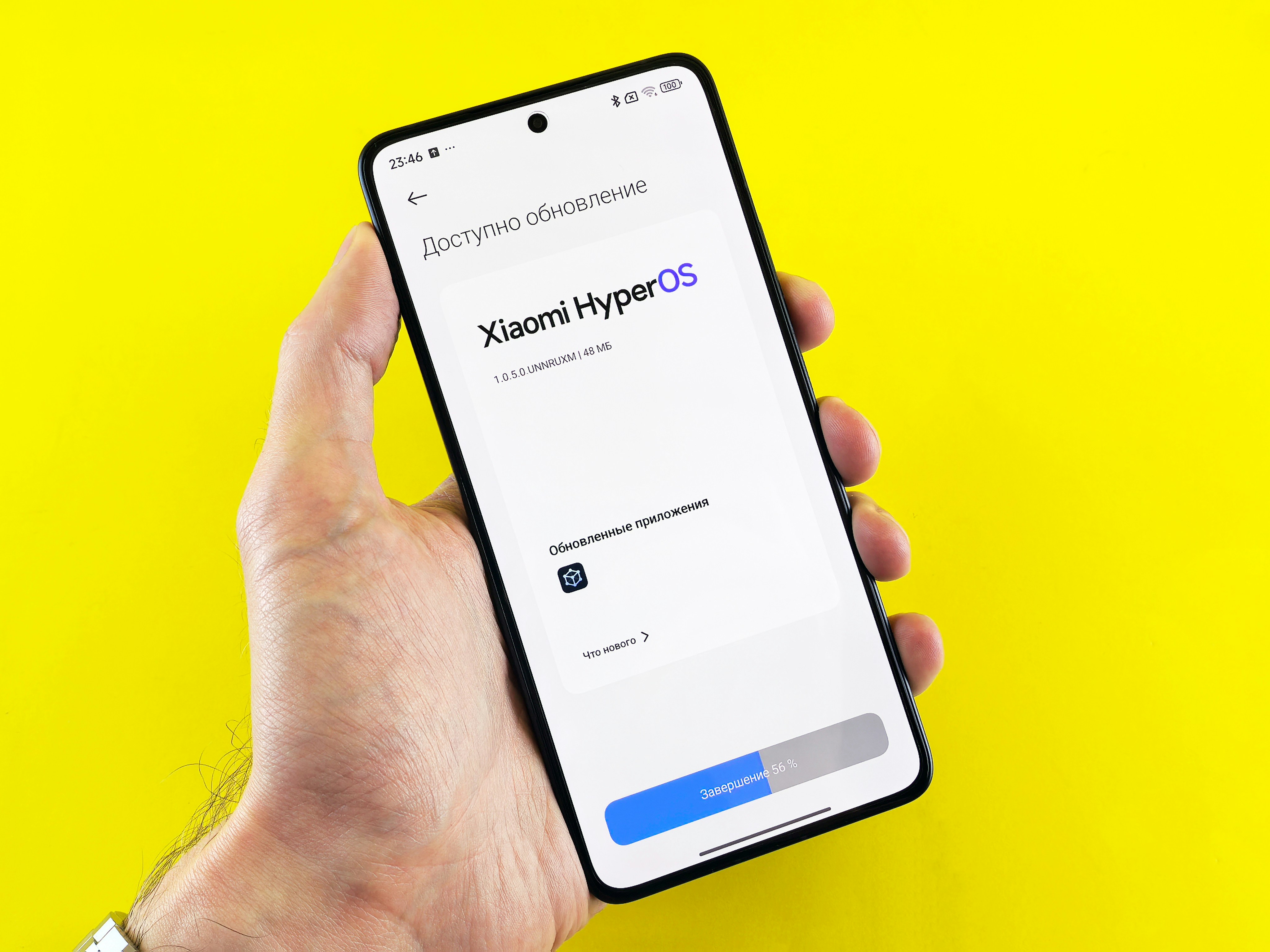 Bright Hand, Bright Screen: Huawei Setup in a Vivid Frame