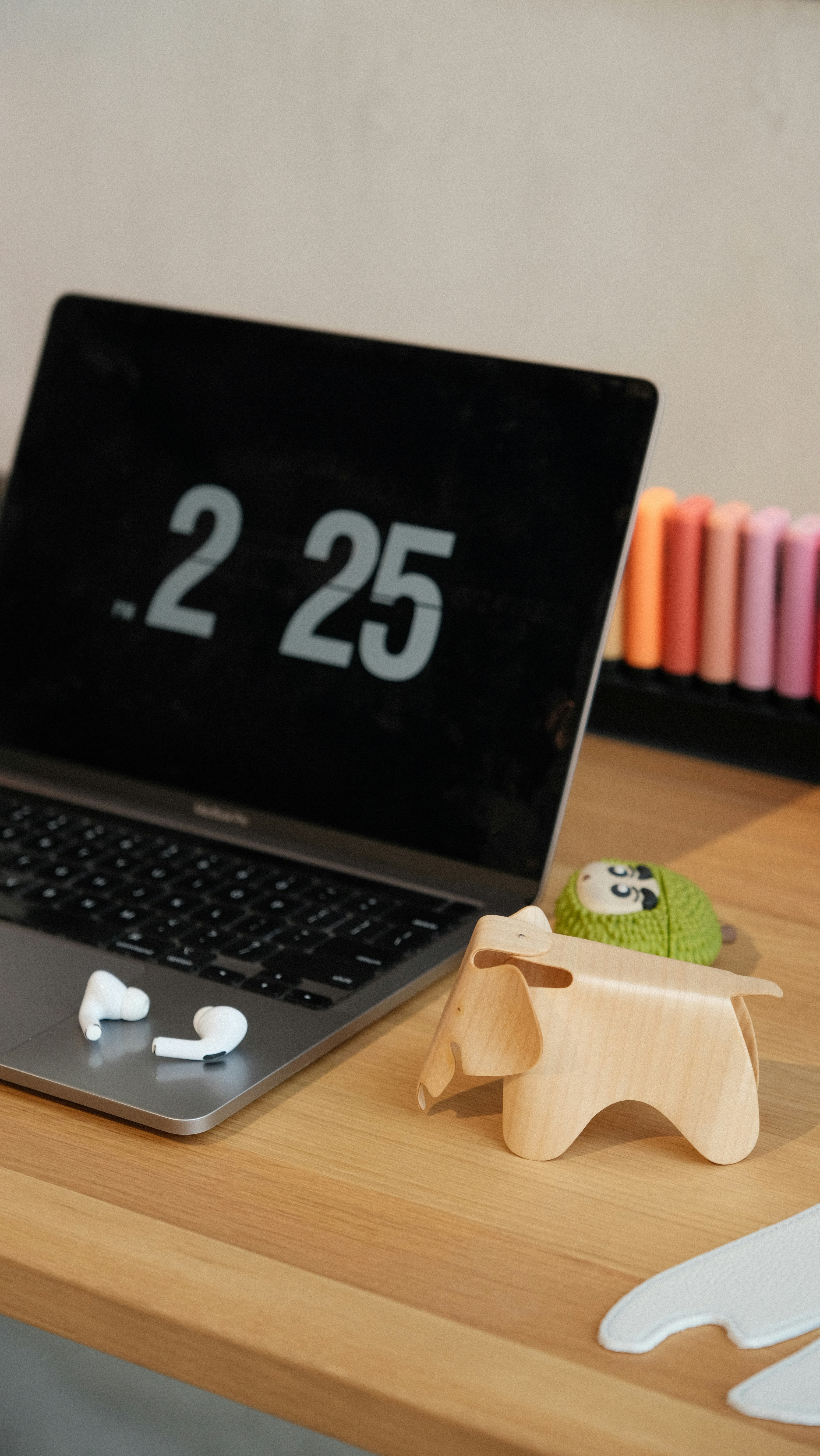 Timekeeper on the Desk: A Laptop Frame with Colored Markers