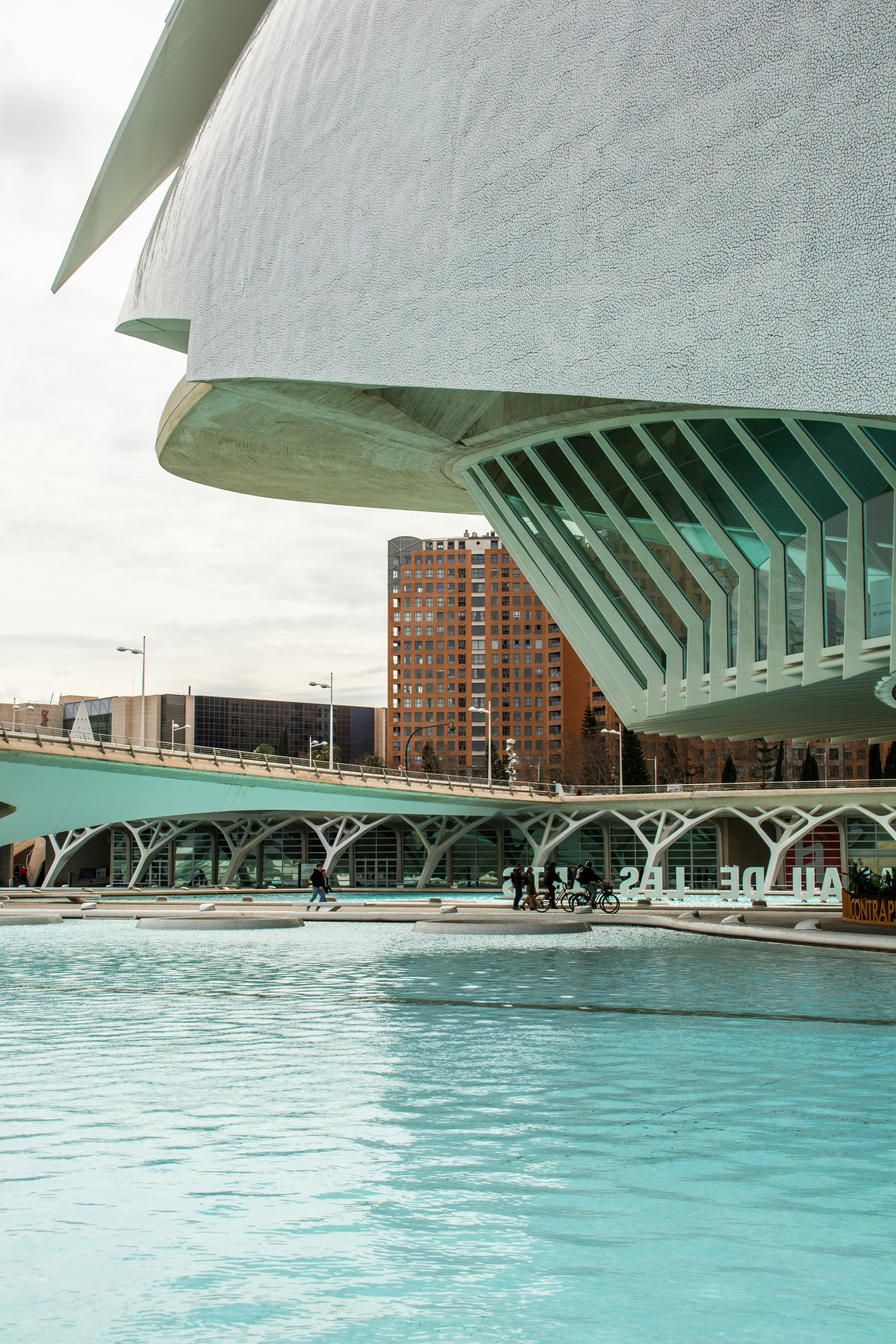 Arquitectura en progreso: líneas de transición sobre el agua