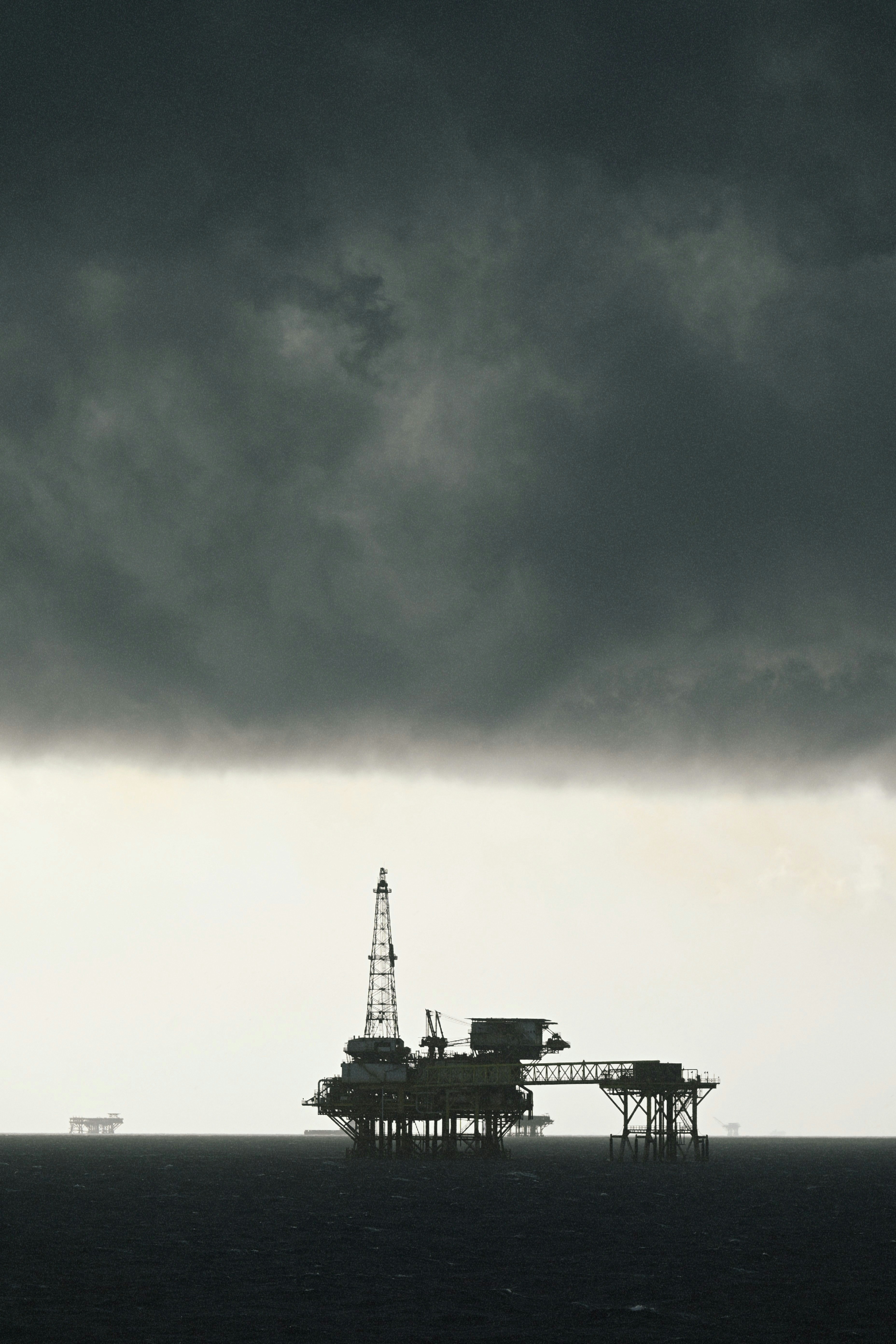 Turbonada sobre el Golfo de México. | Offshore oil rig under a dramatic, stormy sky.