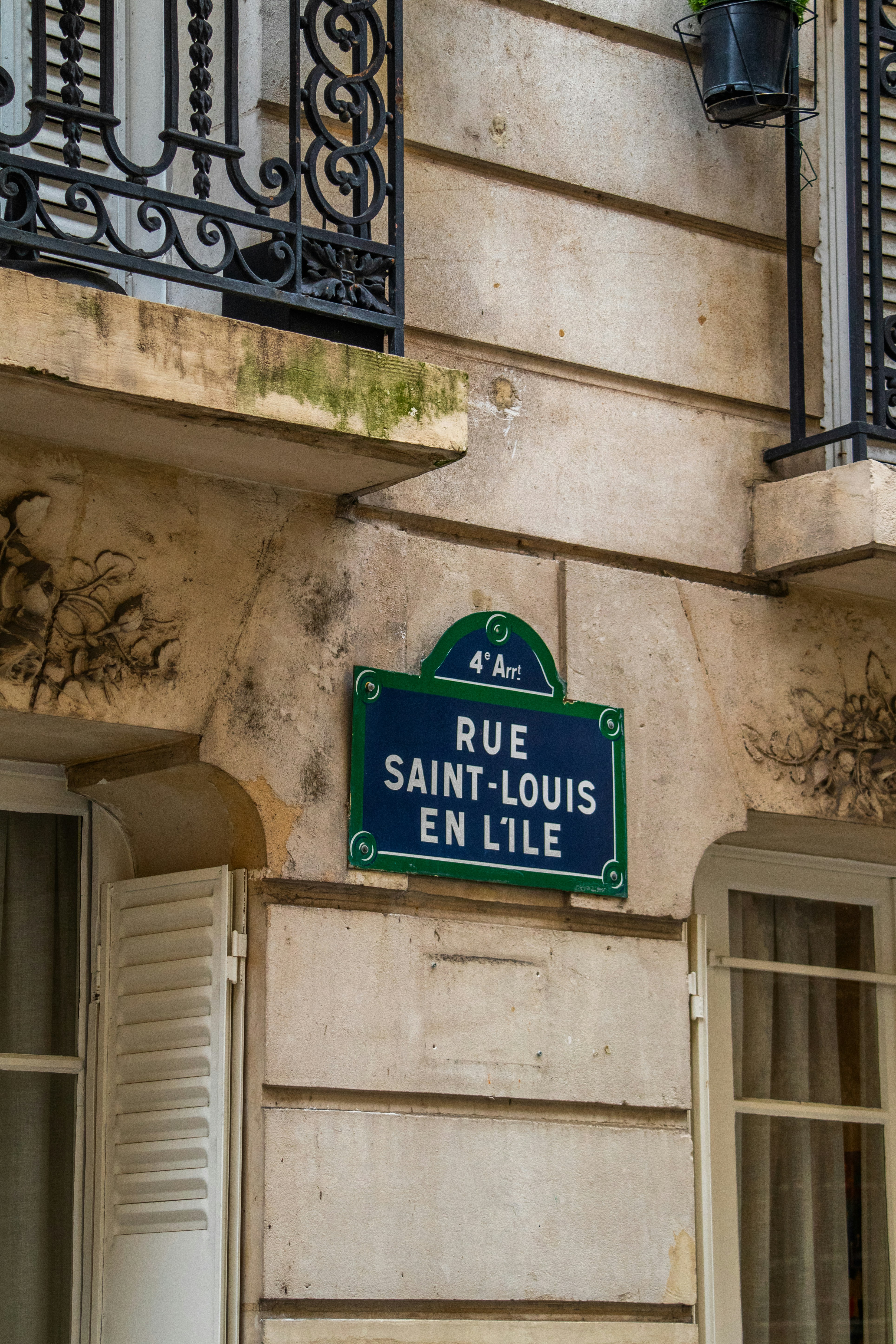 A Glimpse of Parisian Charm