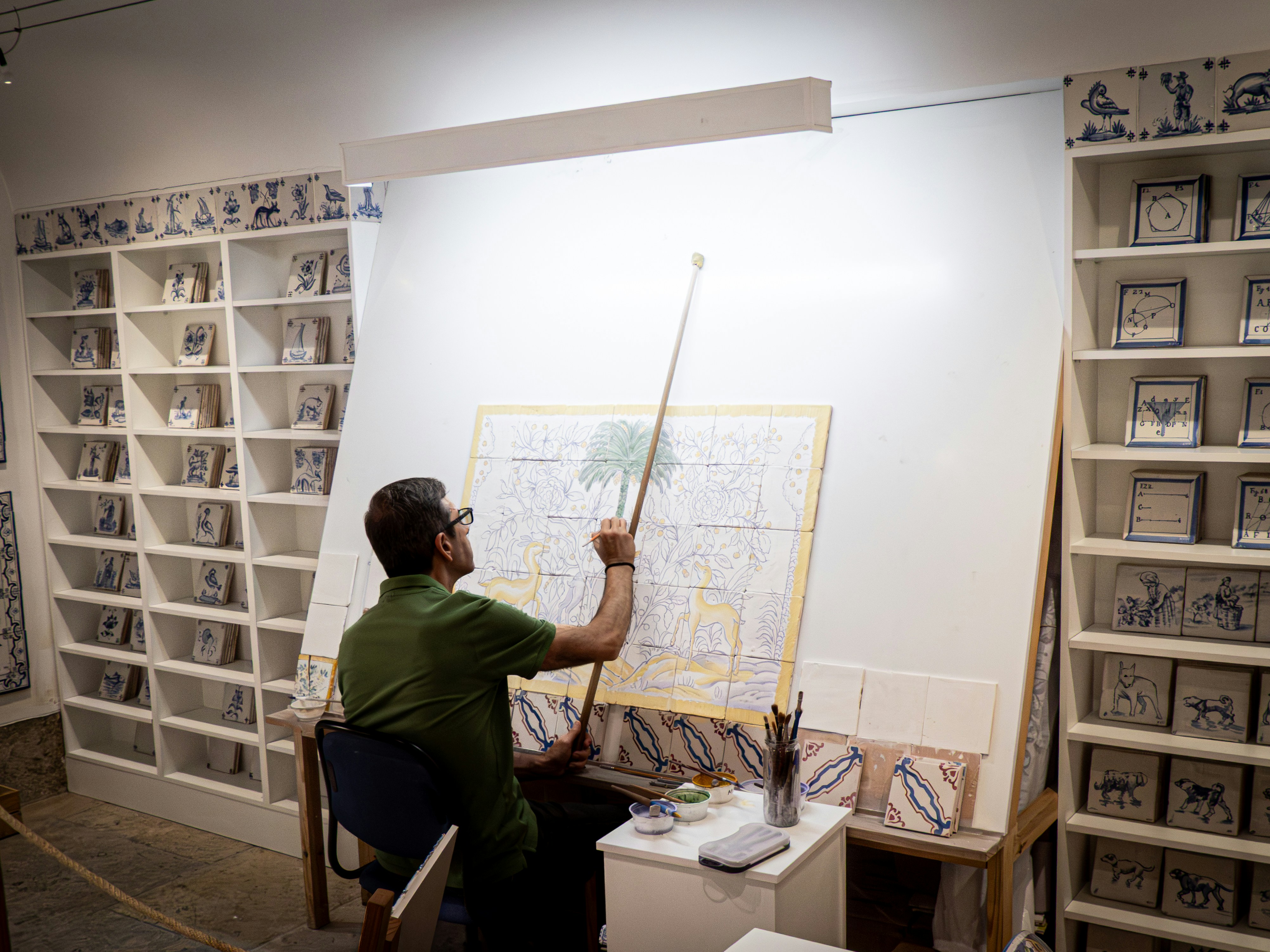 Charting Space Between Delft-Style Shelves