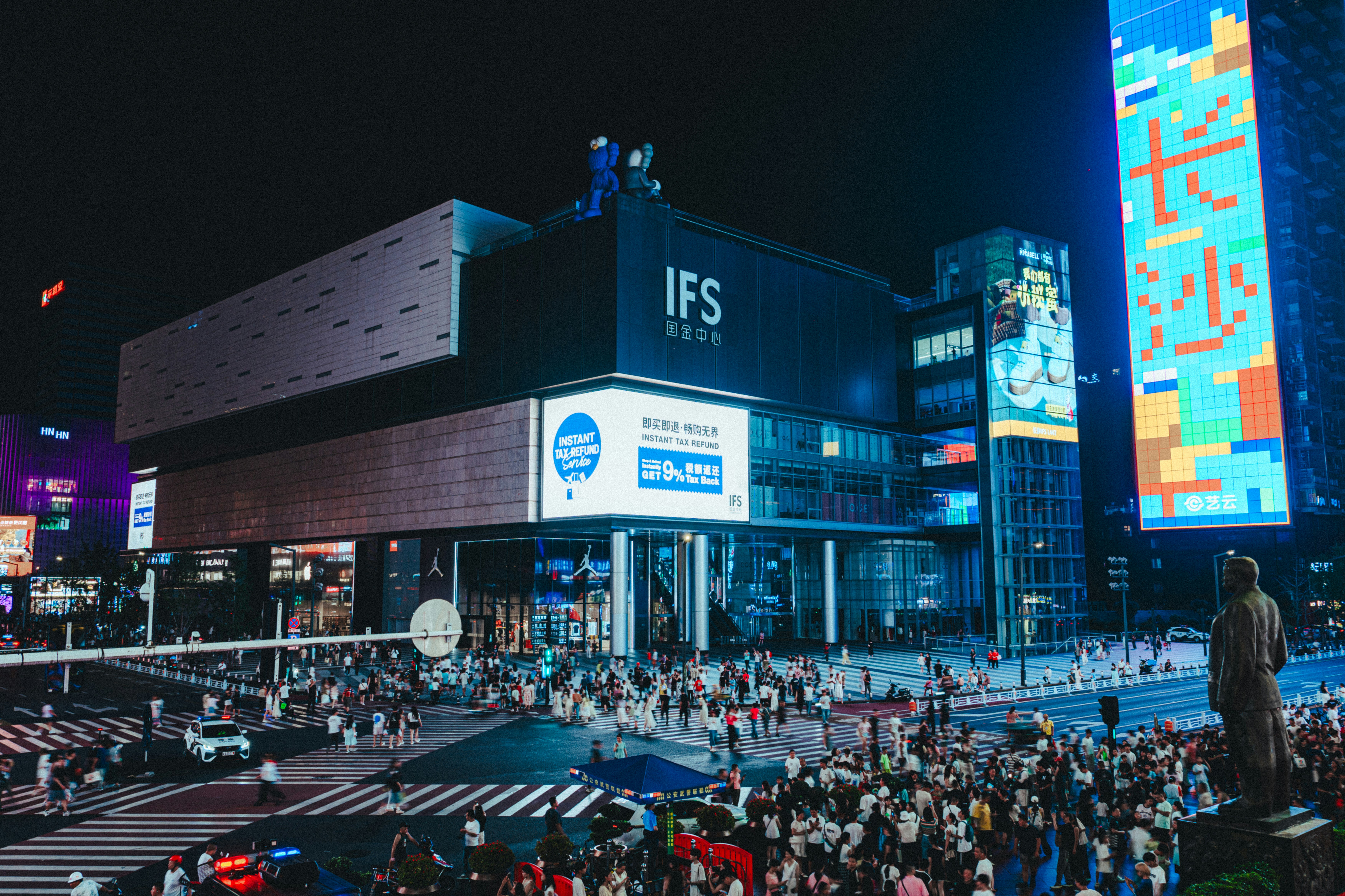 Crowded night scene outside a large shopping complex. photo – Free Car ...