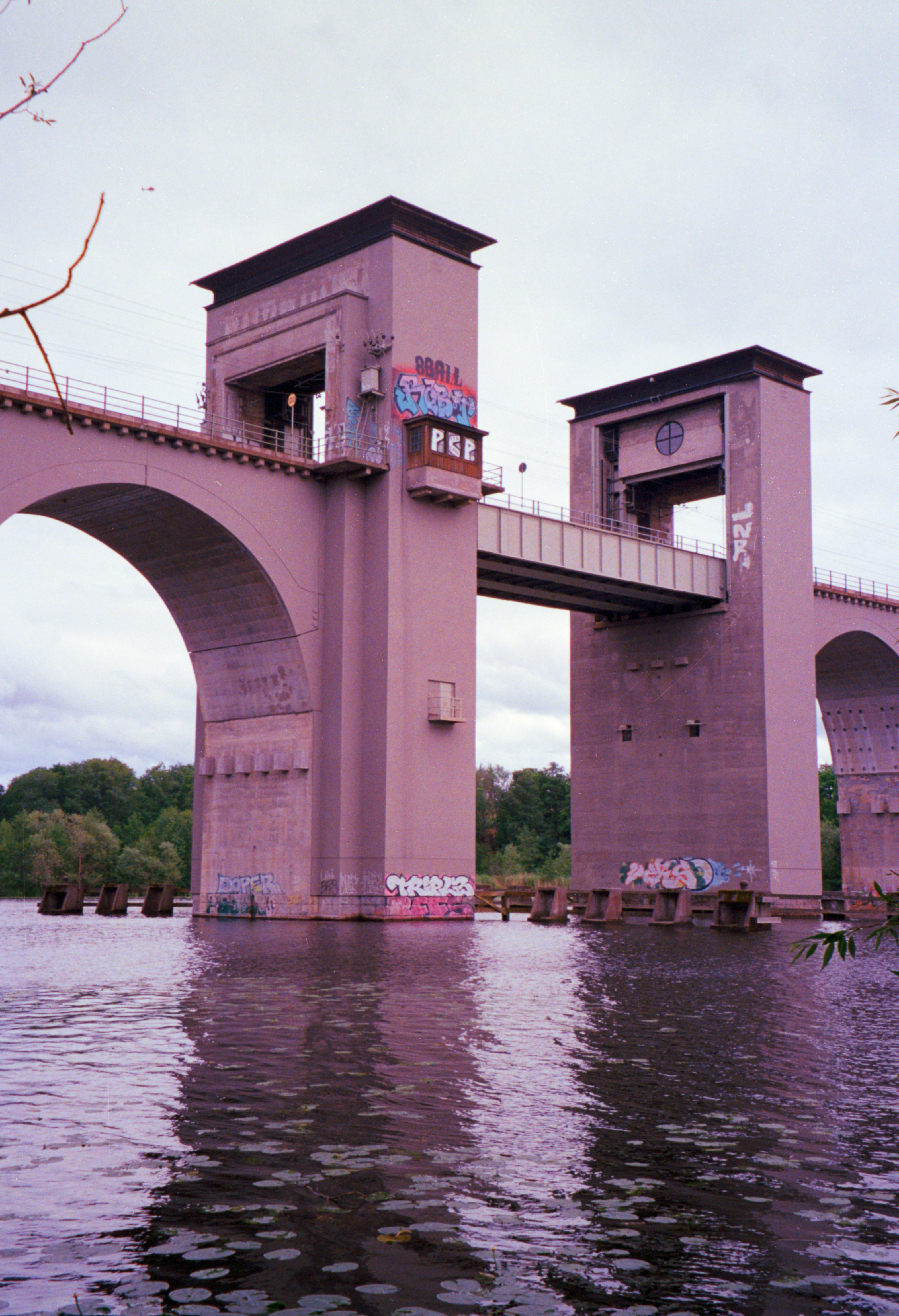 A pink bridge spans across the water. photo – Free Sweden Image on Unsplash