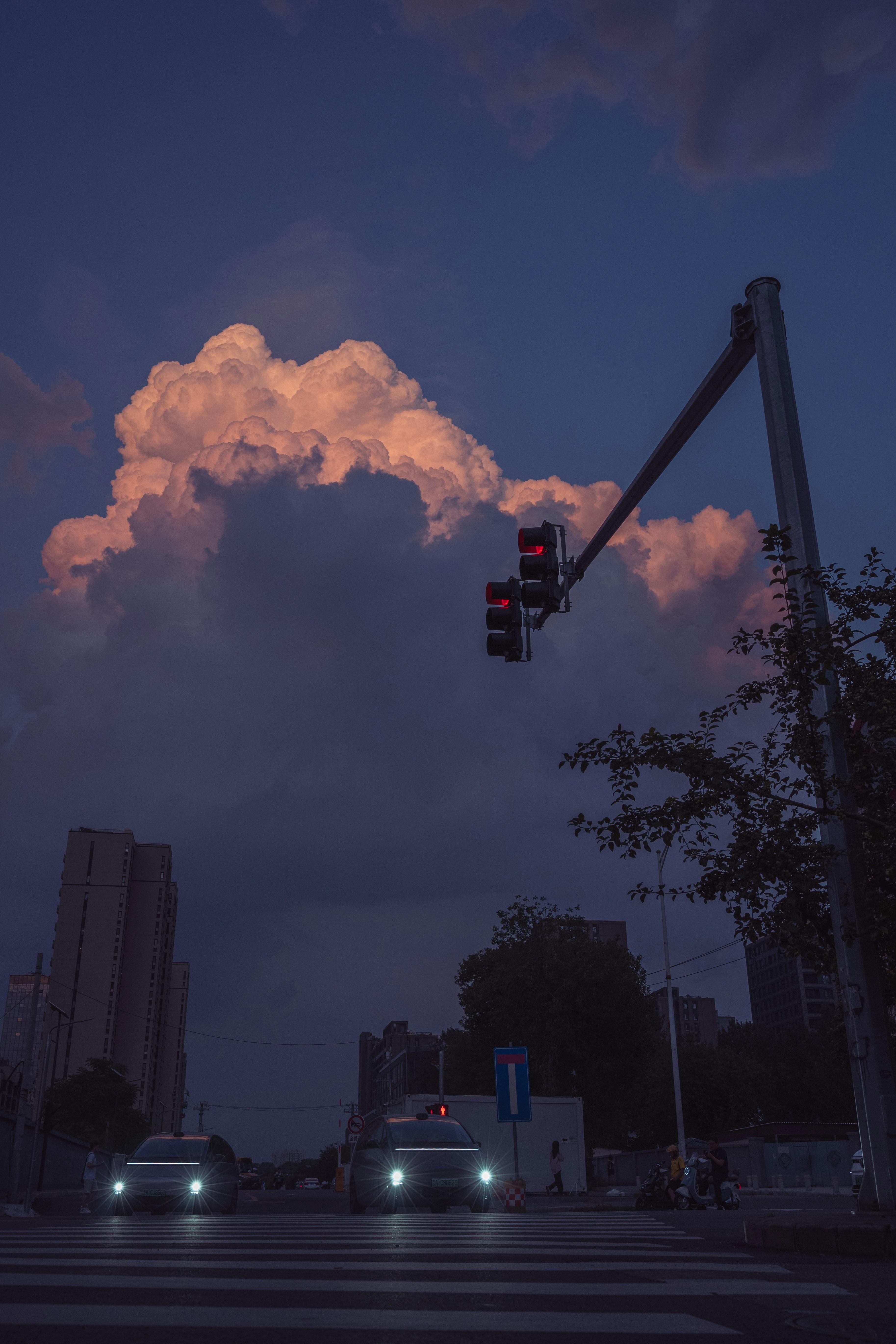 Twilight Traffic: A Dance of Light and Shadow