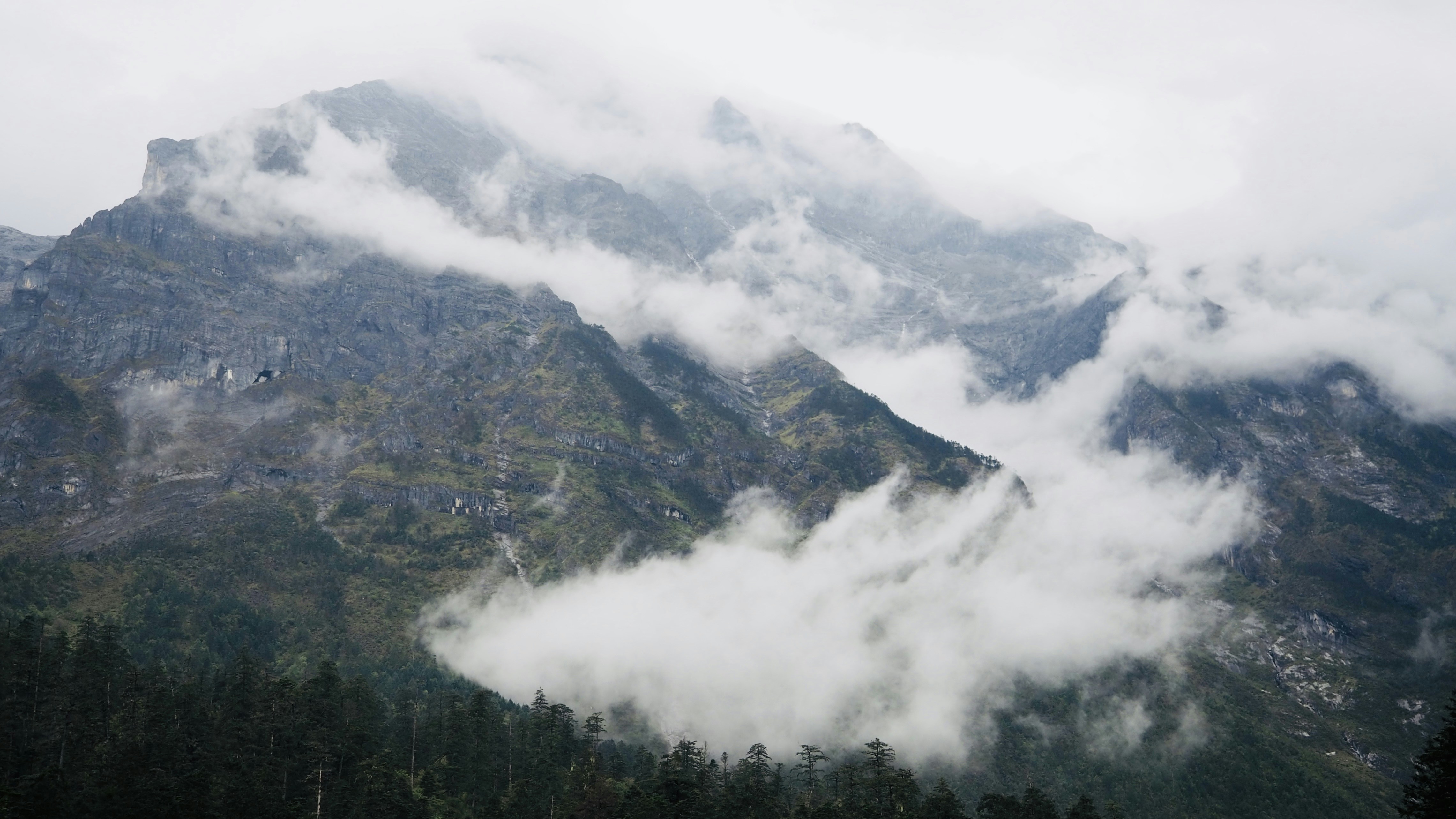 OLYMPUS DIGITAL CAMERA | Mountains are shrouded in mist and clouds.