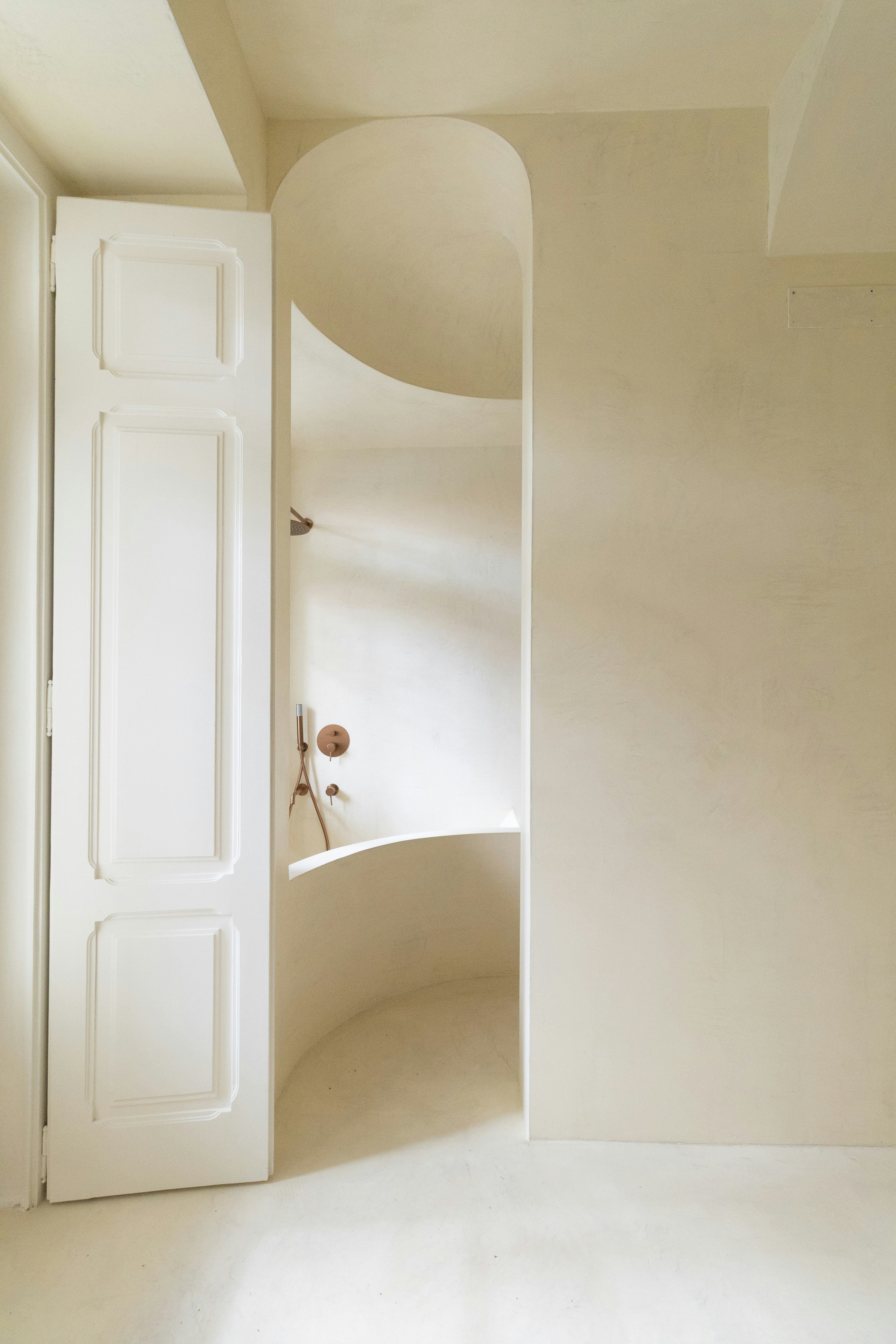 Curved Serenity: A Study in Minimalist Design