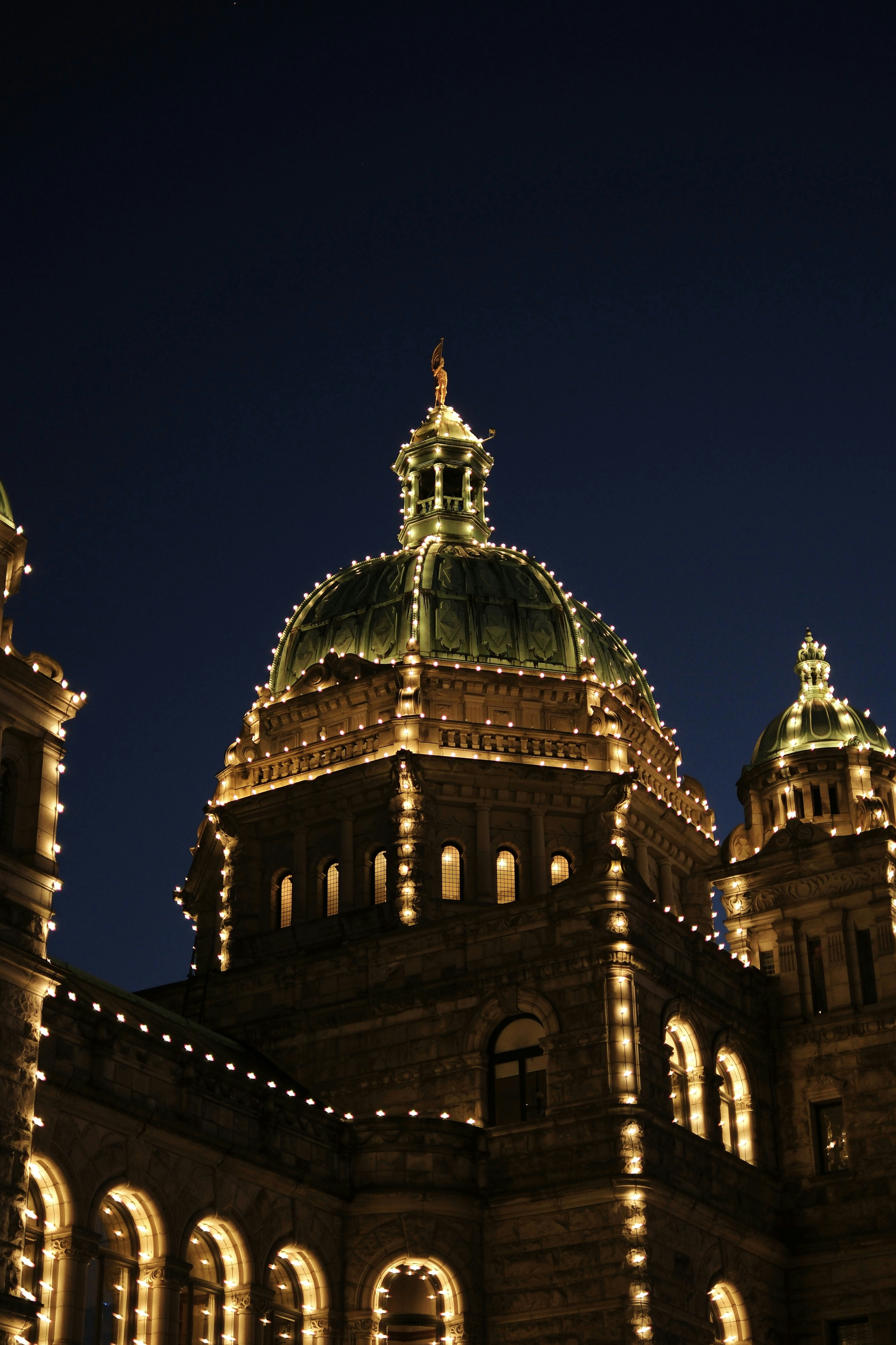 Illuminated Majesty: A Nighttime Architectural Elegance