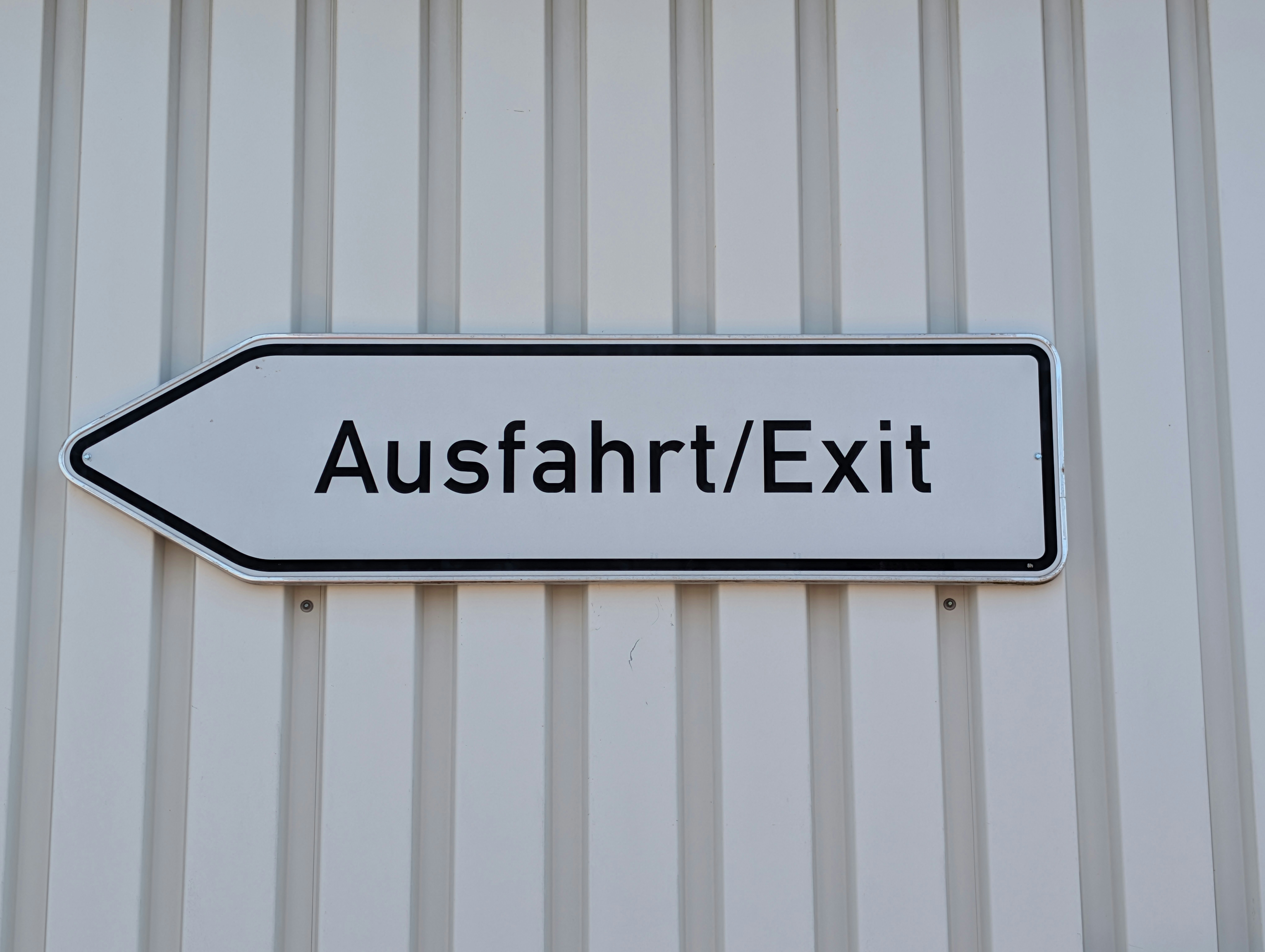 The sign indicates the exit direction, in german and english.