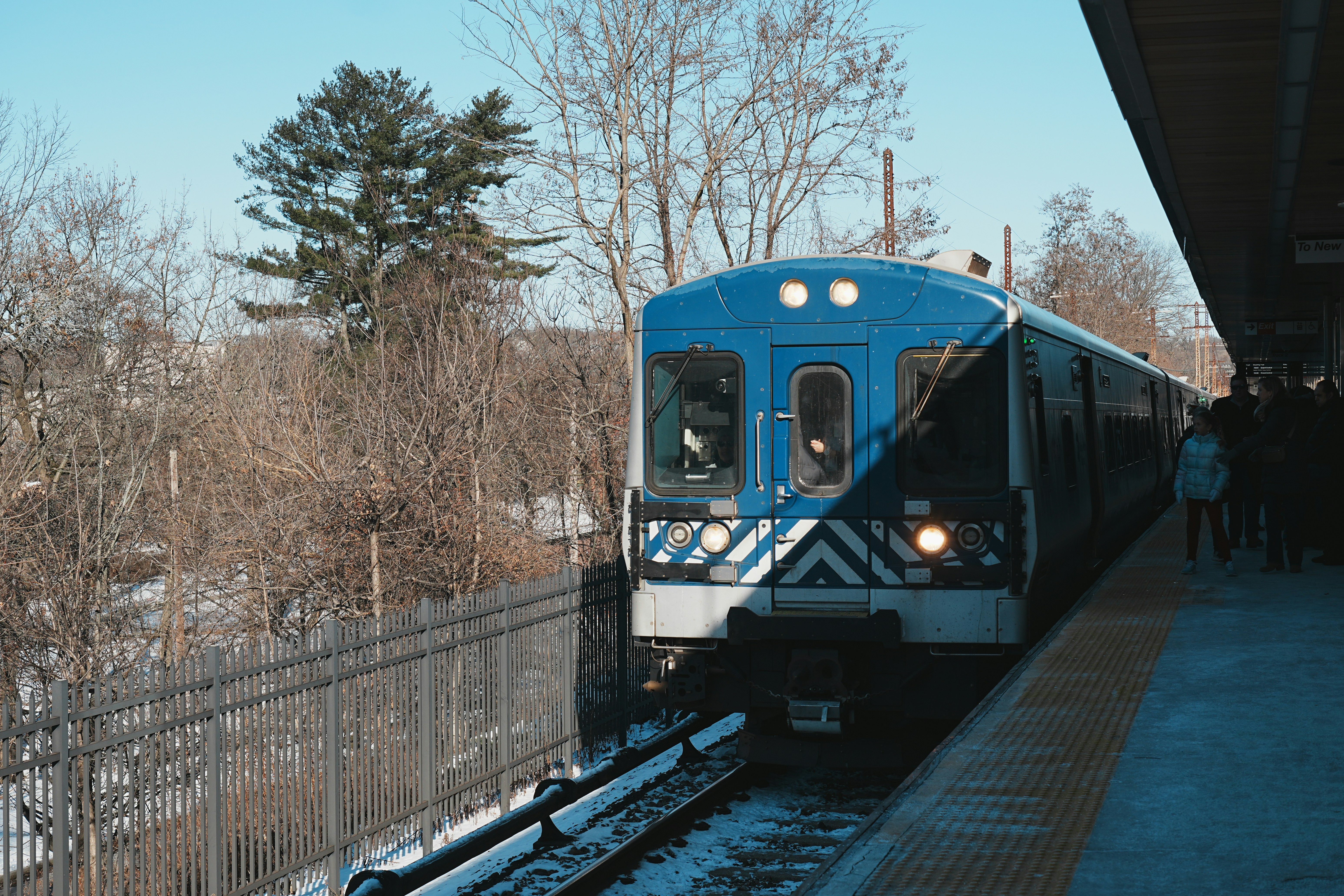 A train arrives at the station for passengers. photo – Free Human Image ...