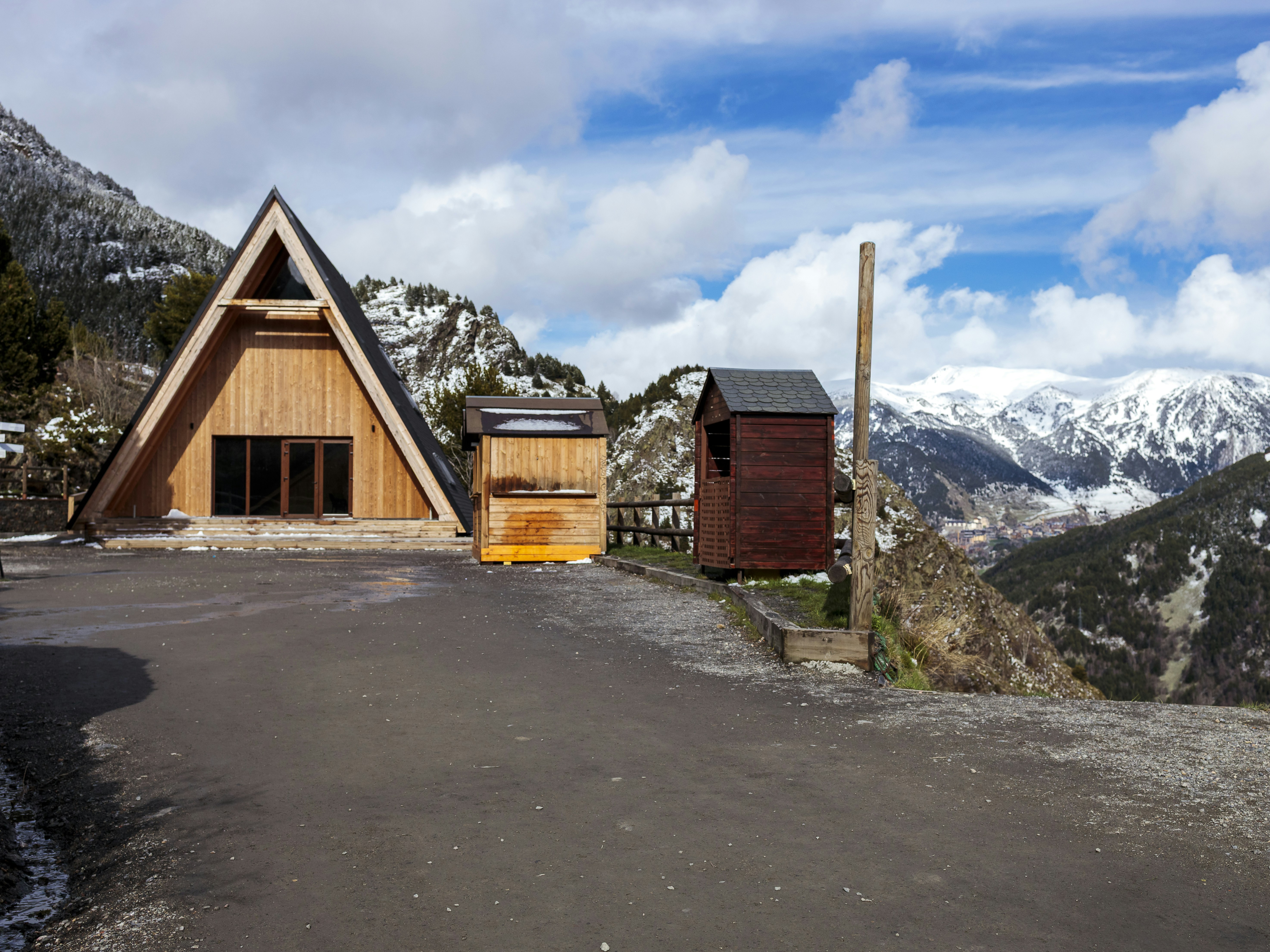 Mountain Haven: A Modern Retreat Amidst Nature's Majesty
