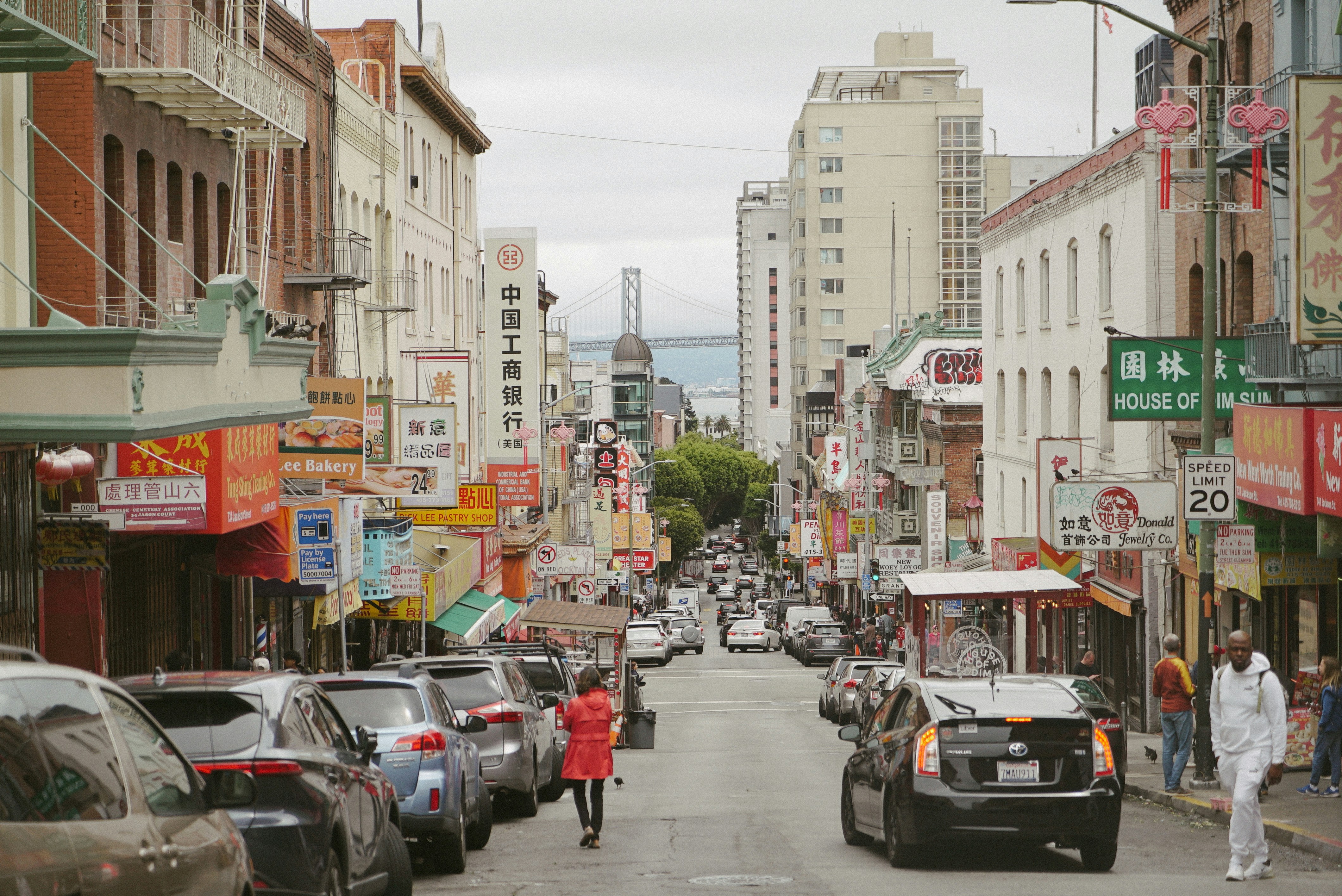 Chinatown San Francisco | Busy street in chinatown with cars and pedestrians
