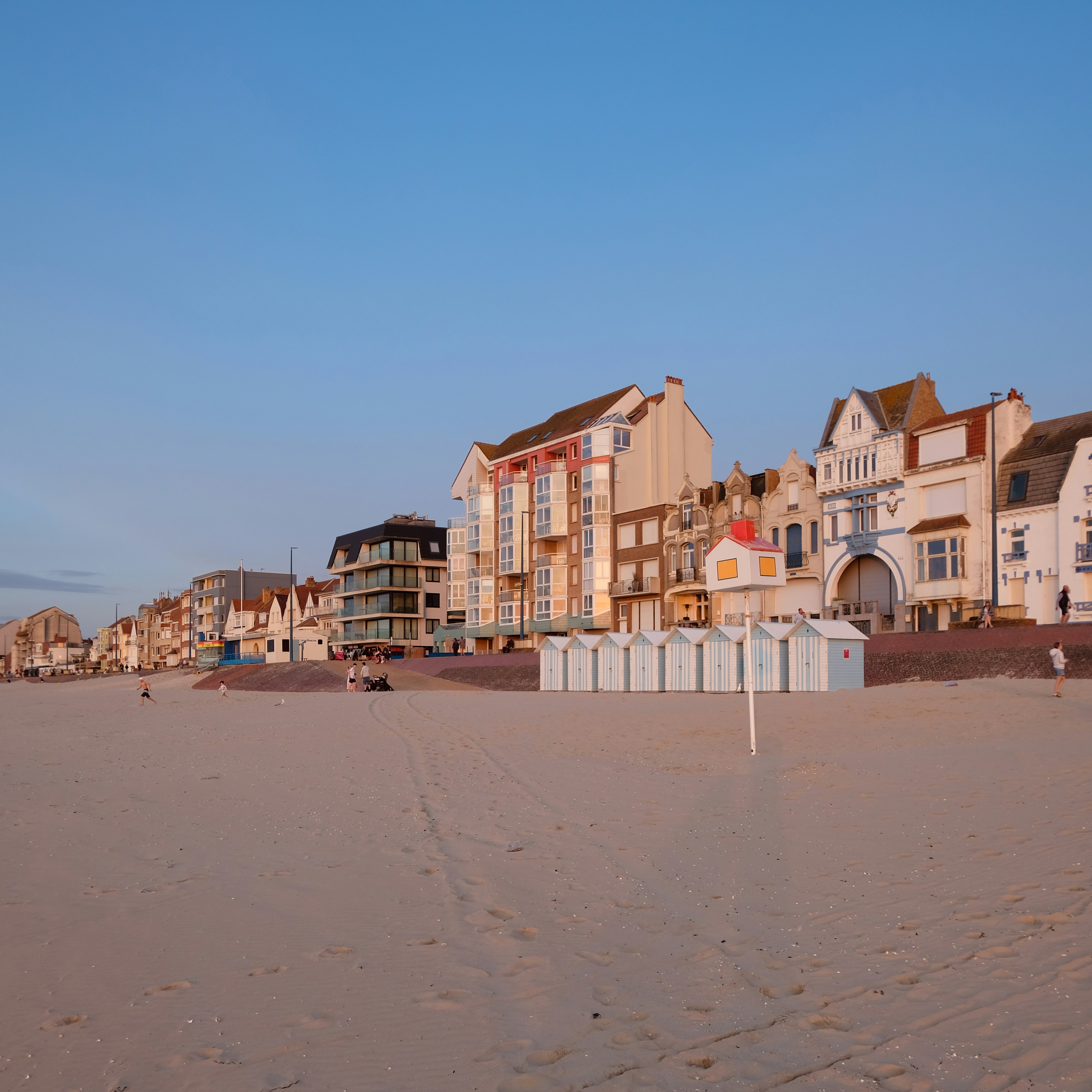 Strandpromenade im Abendrot
