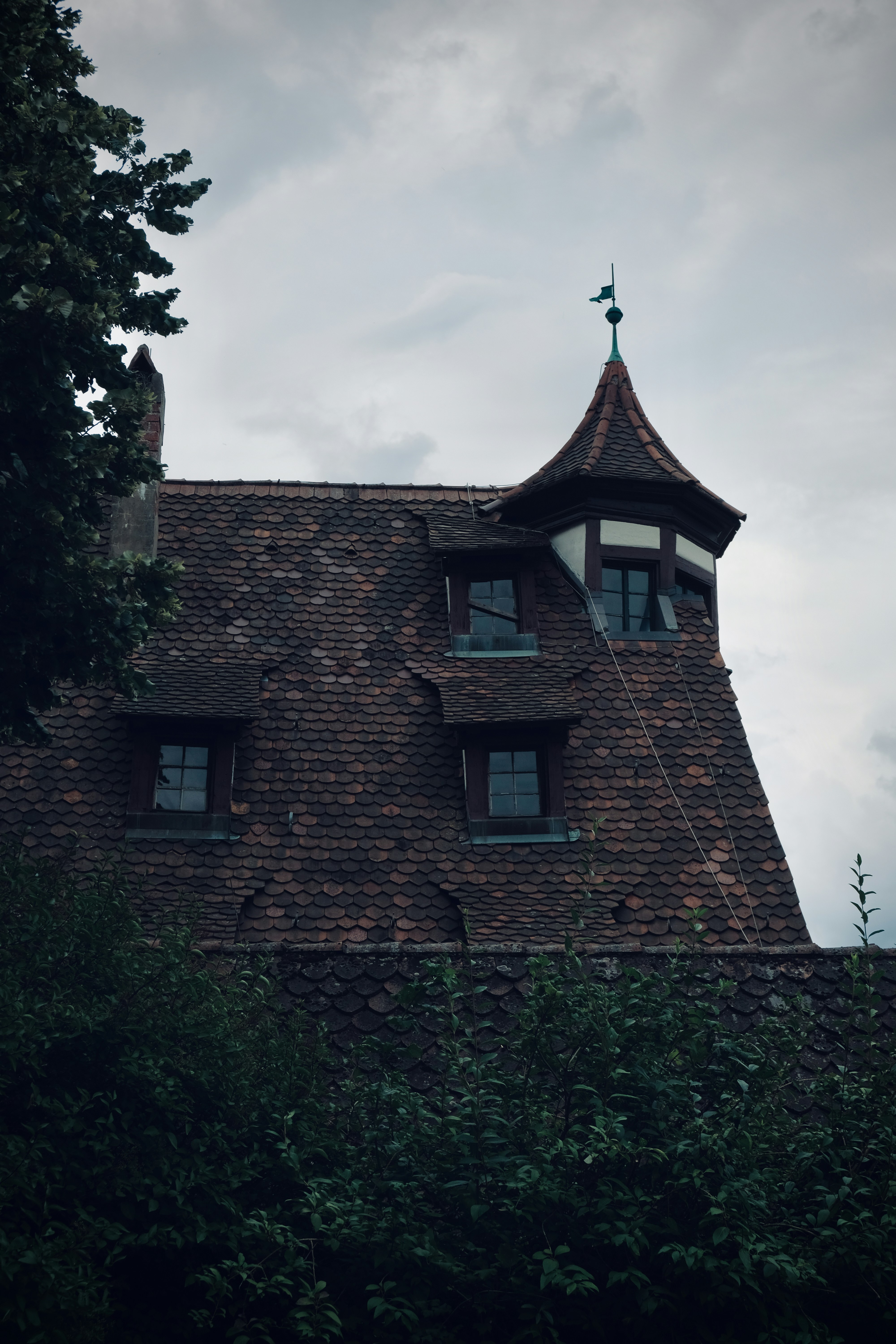Geheimnisvolles Haus in düsterer Stimmung