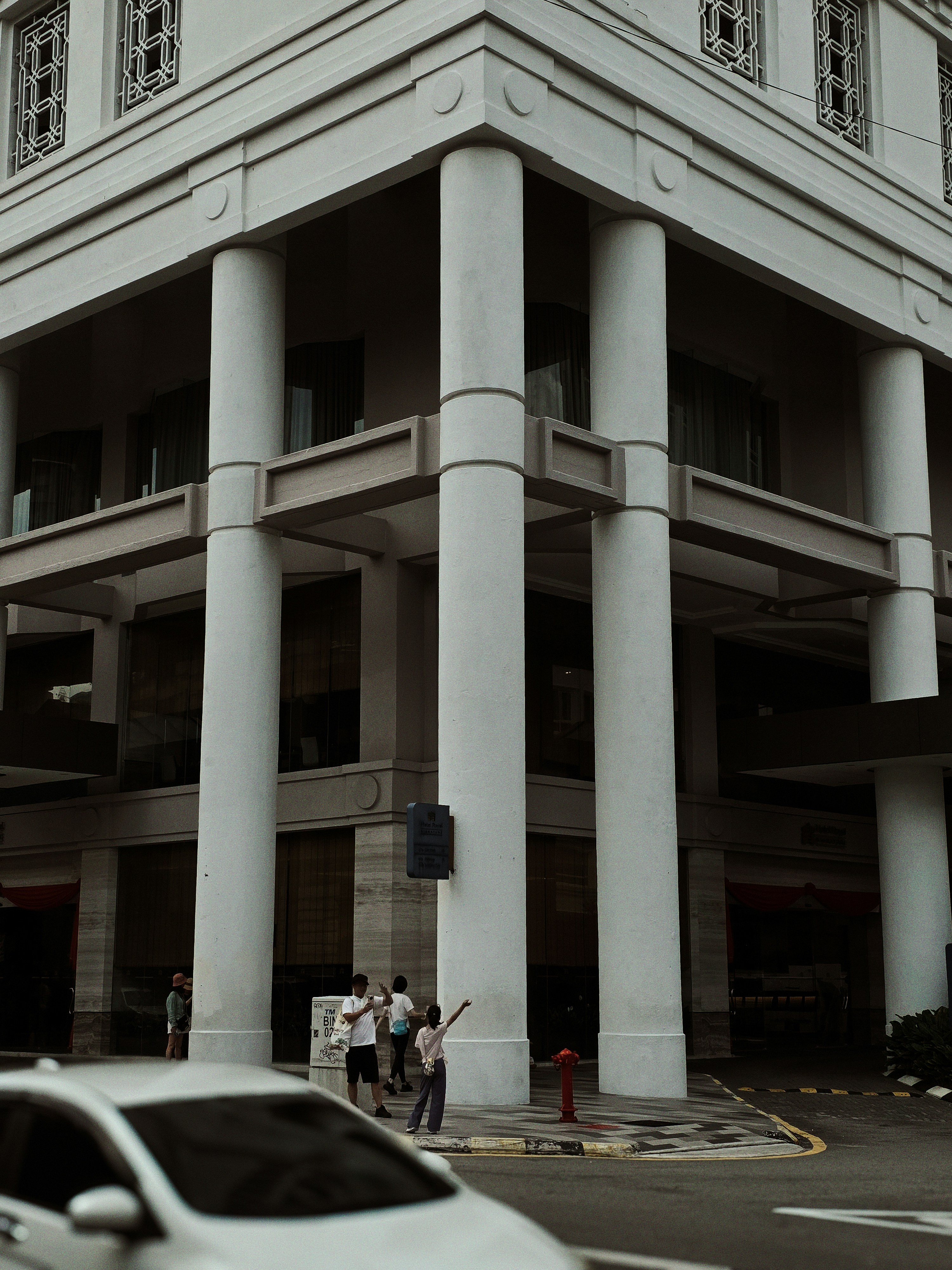 Edificio moderno con grandes columnas blancas y personas foto – Imagen ...
