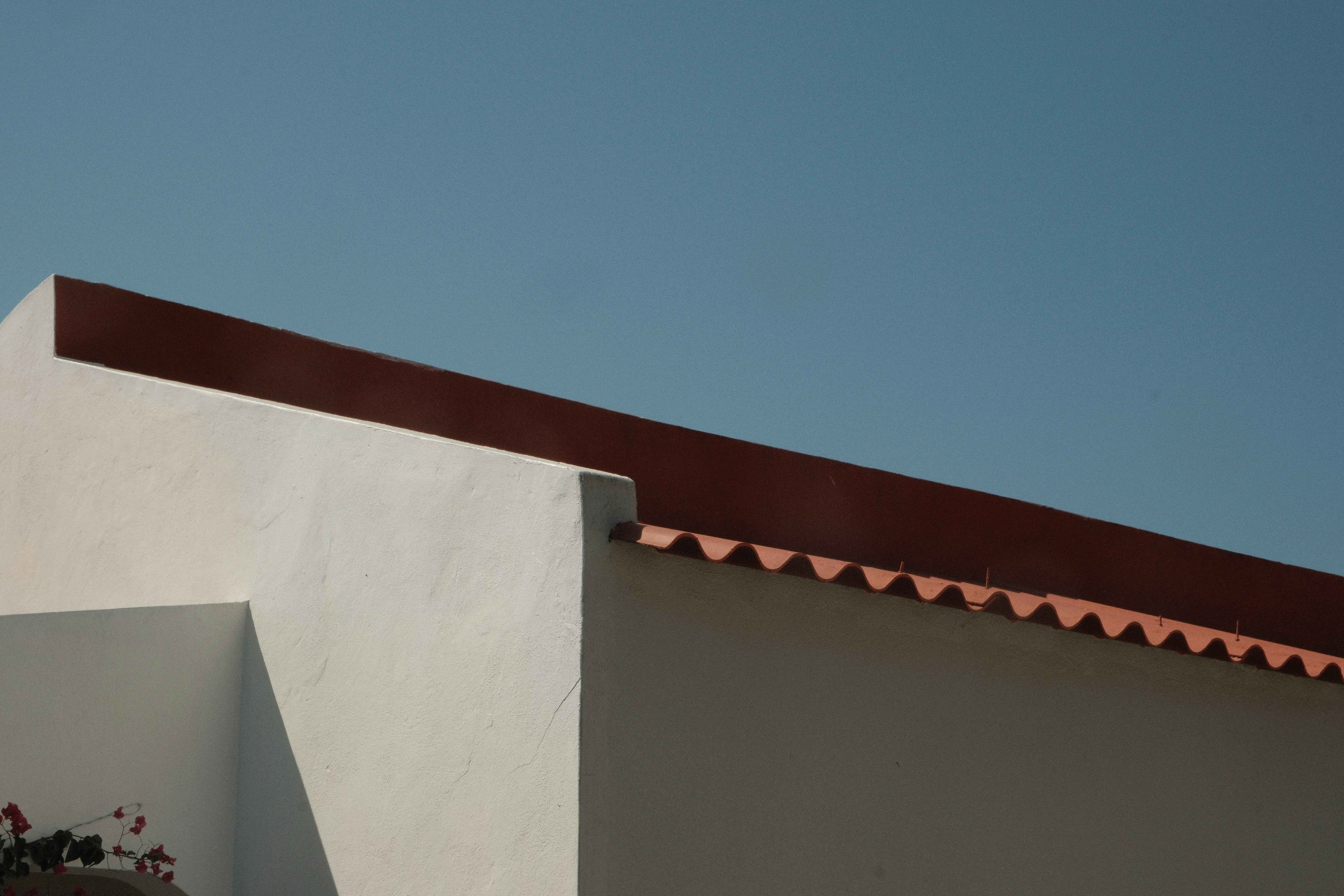 Algarve shot on Fujifilm XT-5. | White building corner against a clear blue sky